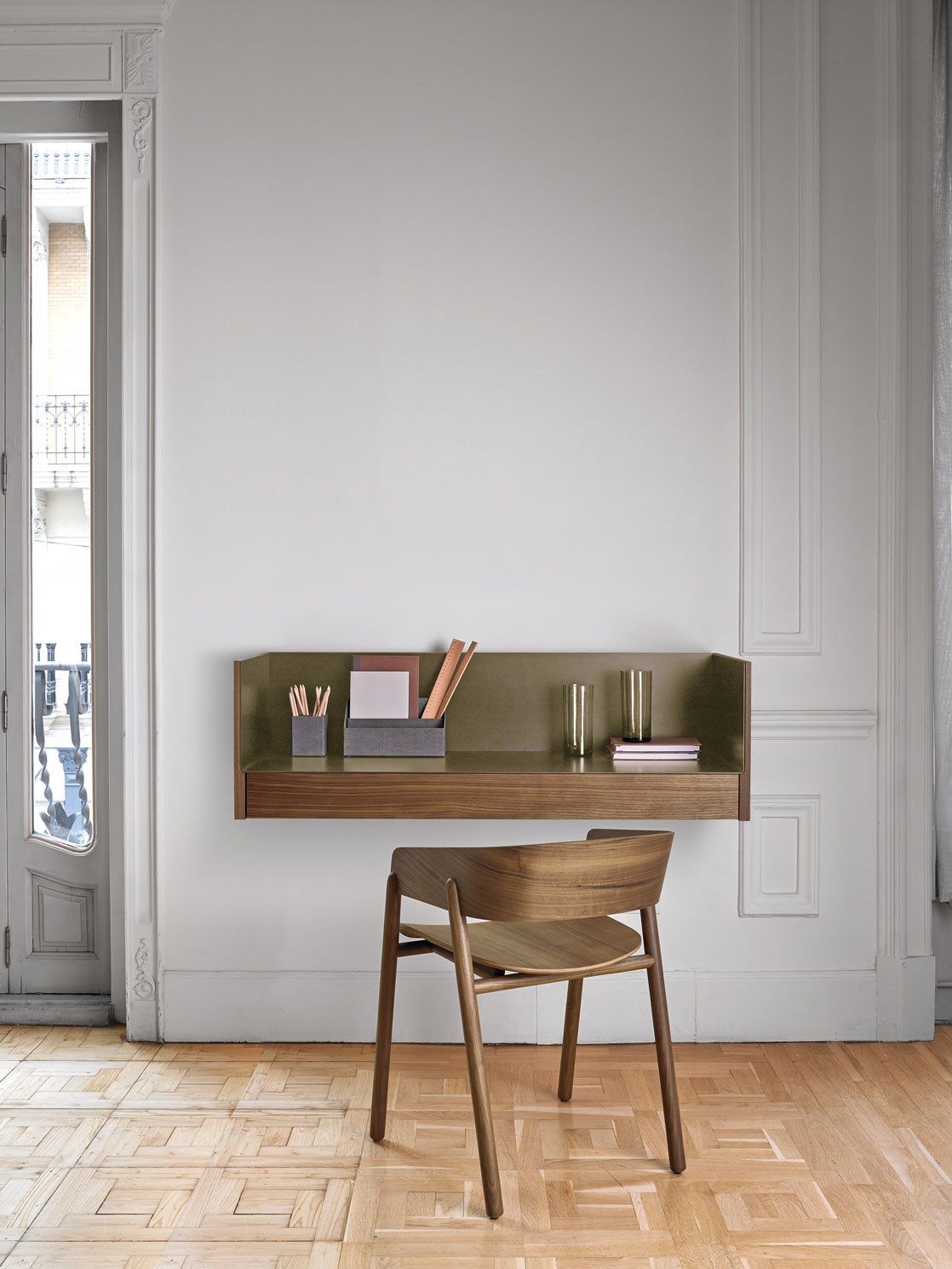 STOCKHOLM | Wall mounted secretary desk By Punt design Mario Ruiz