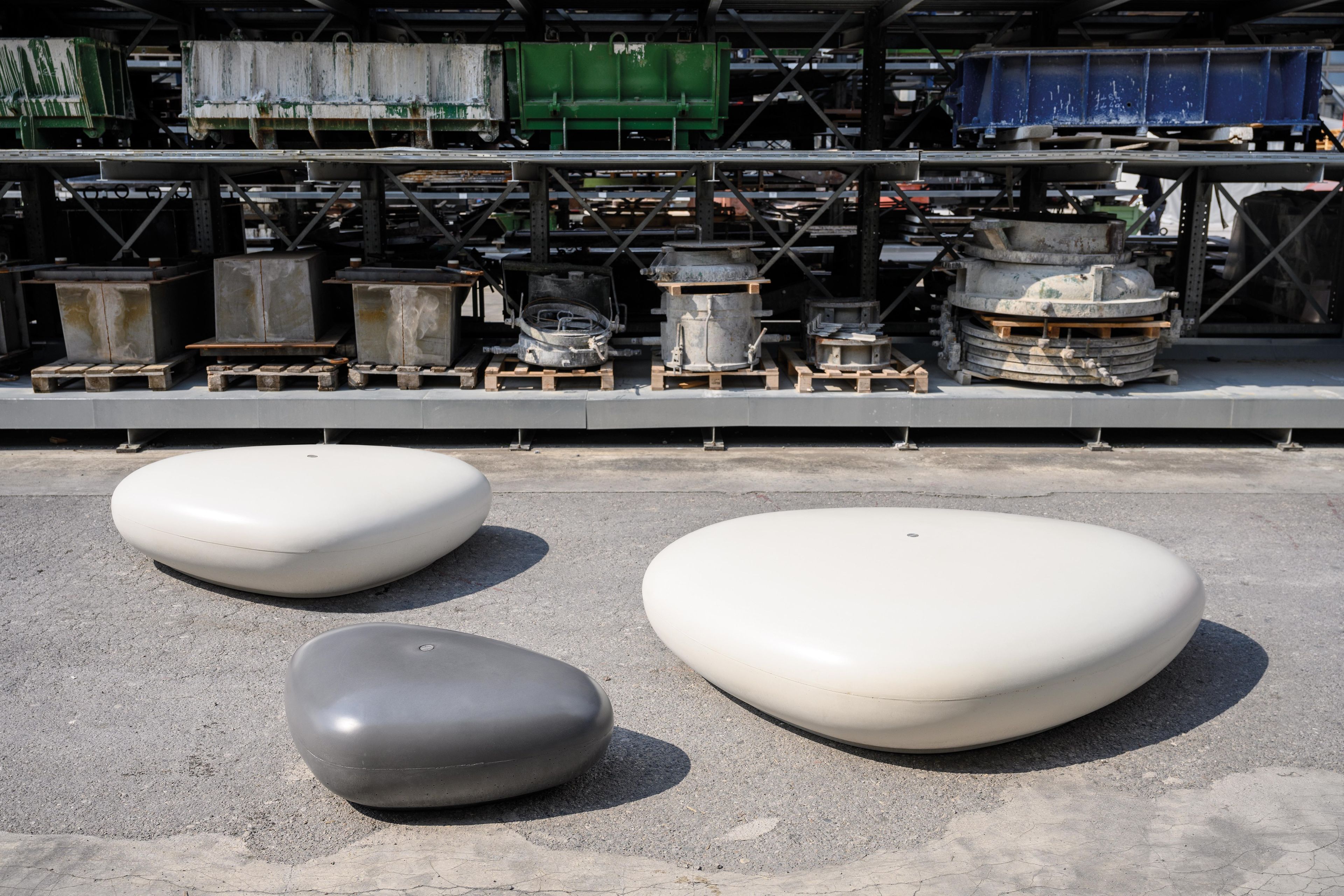 Banco de fibrocemento sin respaldo STONE By Metalco diseño Raffaele Lazzari