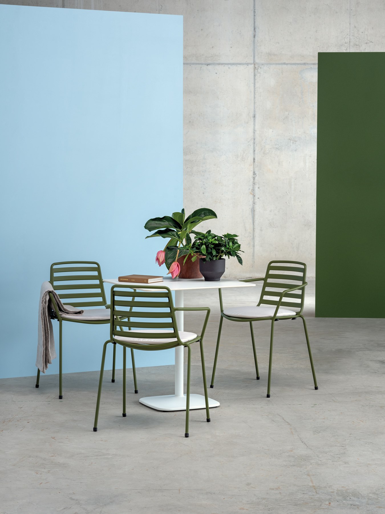 STREET | Chair with armrests By ENEA design Estudi Manel Molina