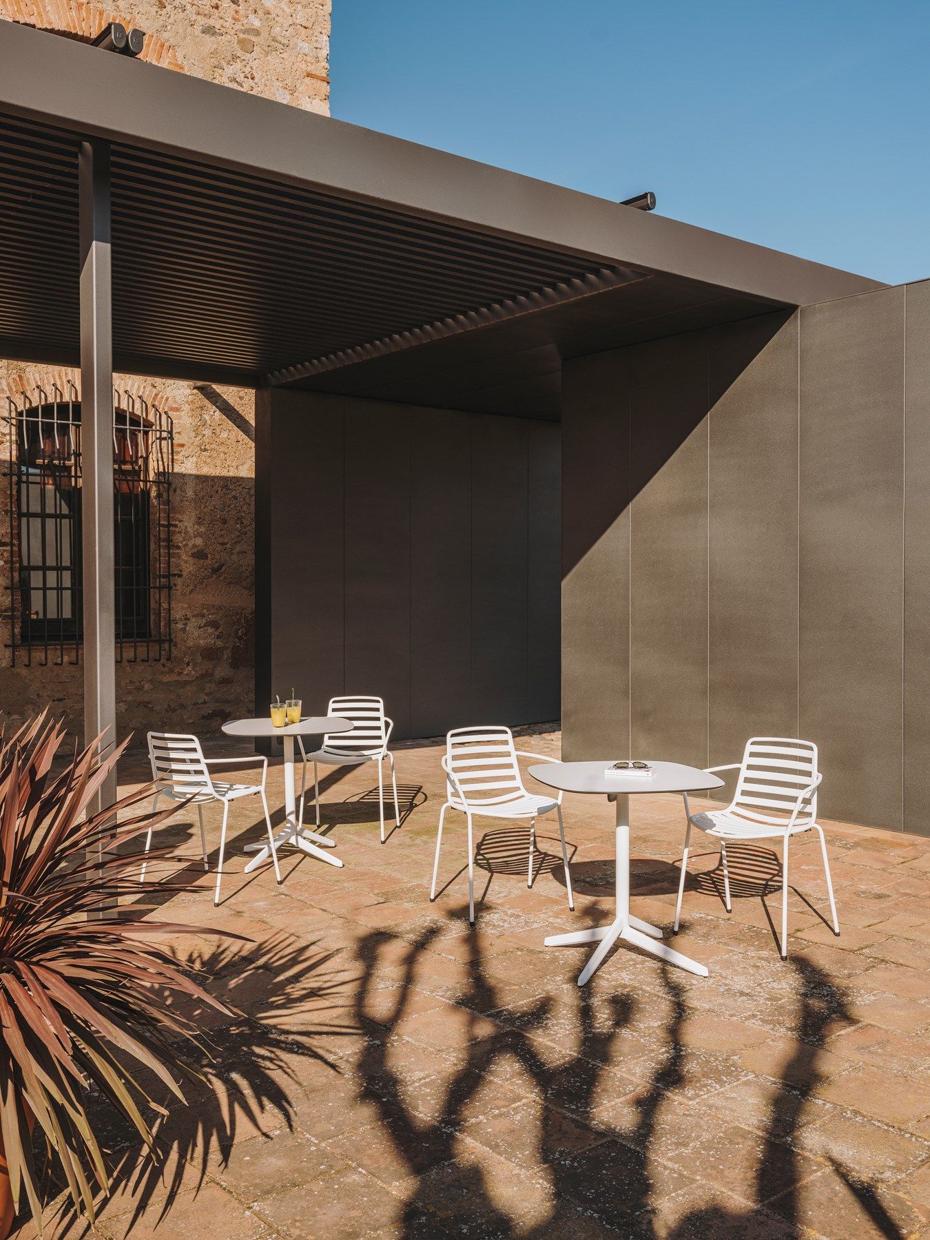 STREET | Chair with armrests By ENEA design Estudi Manel Molina