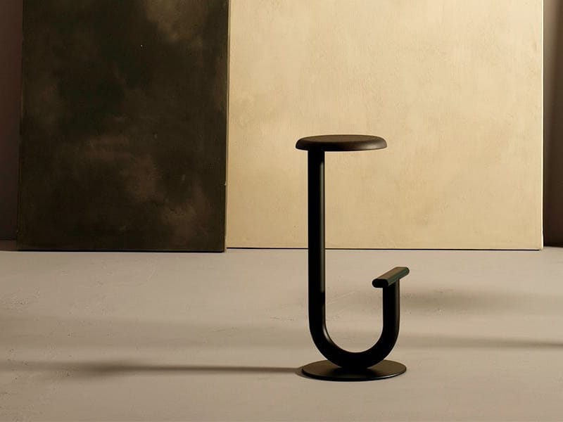 STRONG High stool with footrest By Desalto | design Eugeni Quitllet