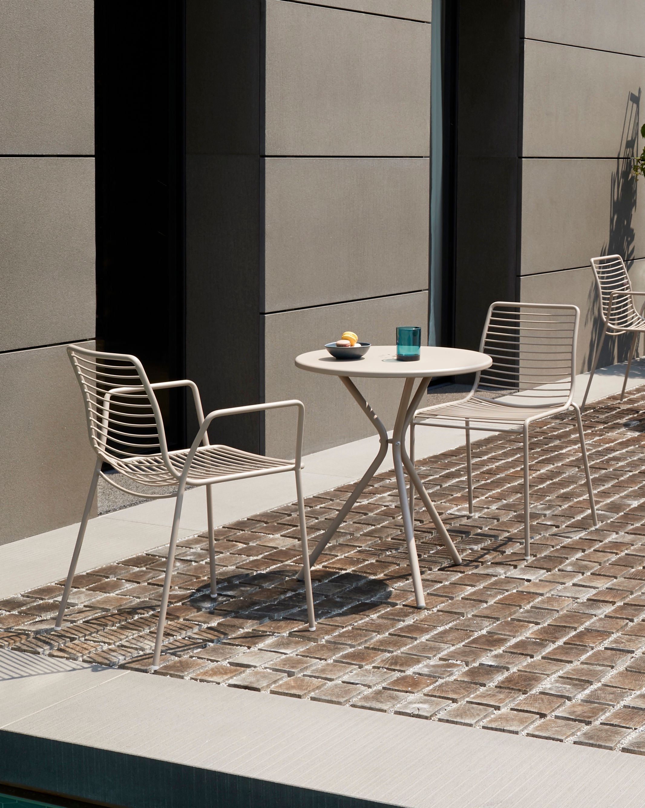 SUMMER Stackable steel chair with armrests By S-CAB | design Roberto ...