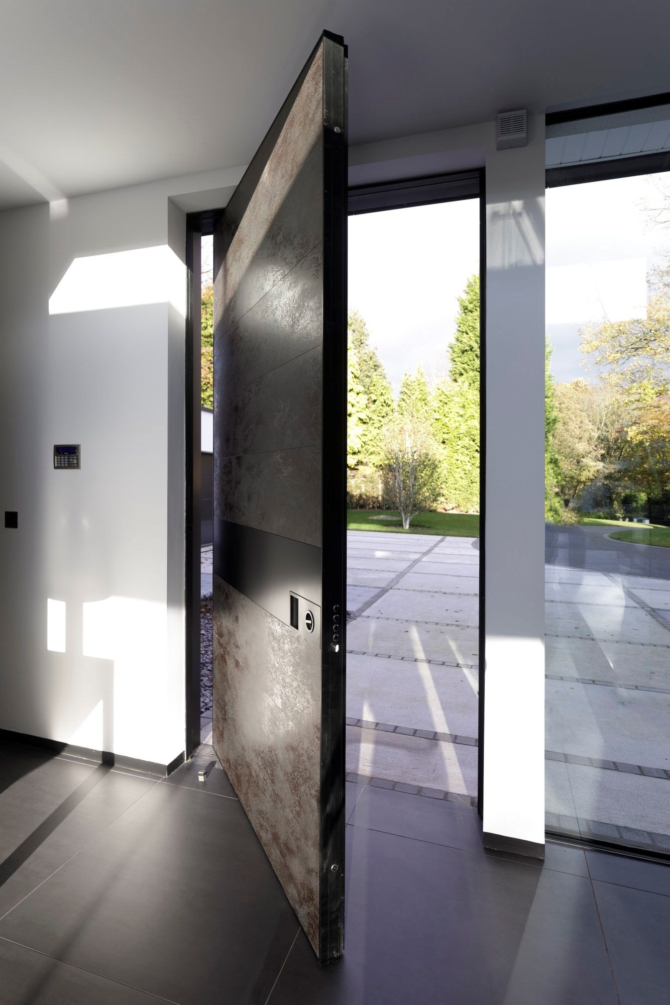 SYNUA | Corten™ entry door By OIKOS VENEZIA