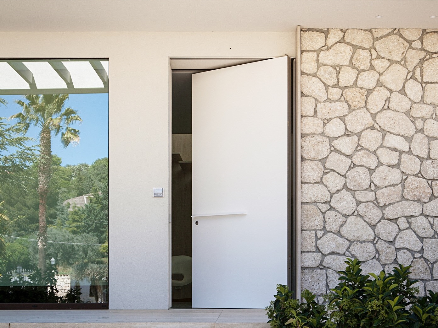 SYNUA | White Corian entry Door By OIKOS VENEZIA