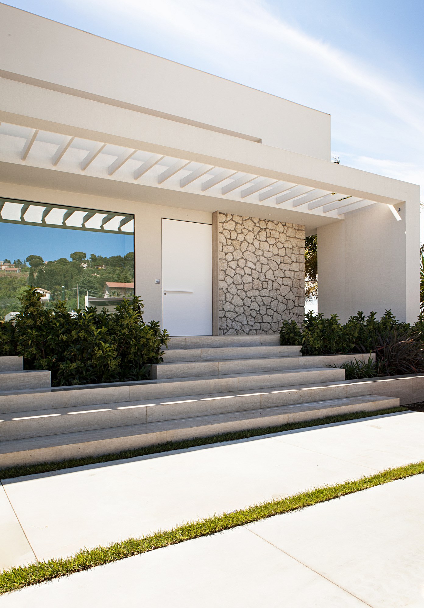 SYNUA | White Corian entry Door By OIKOS VENEZIA