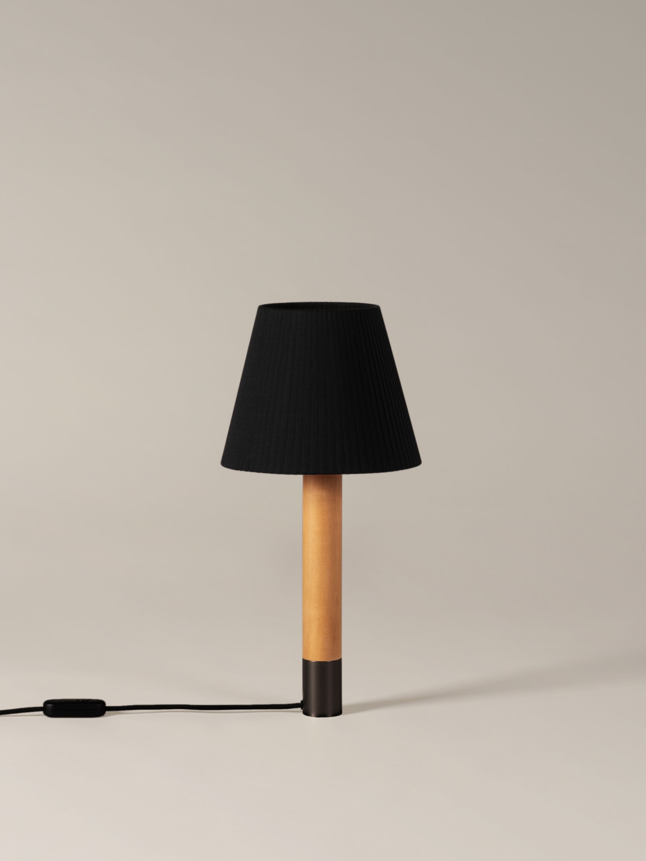 BÁSICA M1 LED birch table lamp By Santa & Cole | design Santiago Roqueta