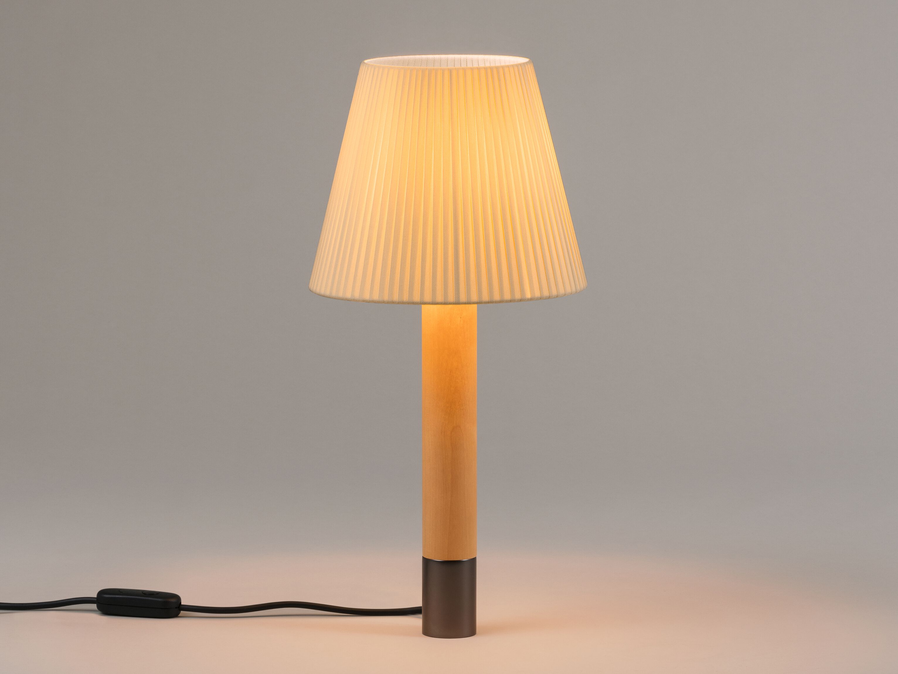 BÁSICA M1 LED birch table lamp By Santa & Cole | design Santiago Roqueta