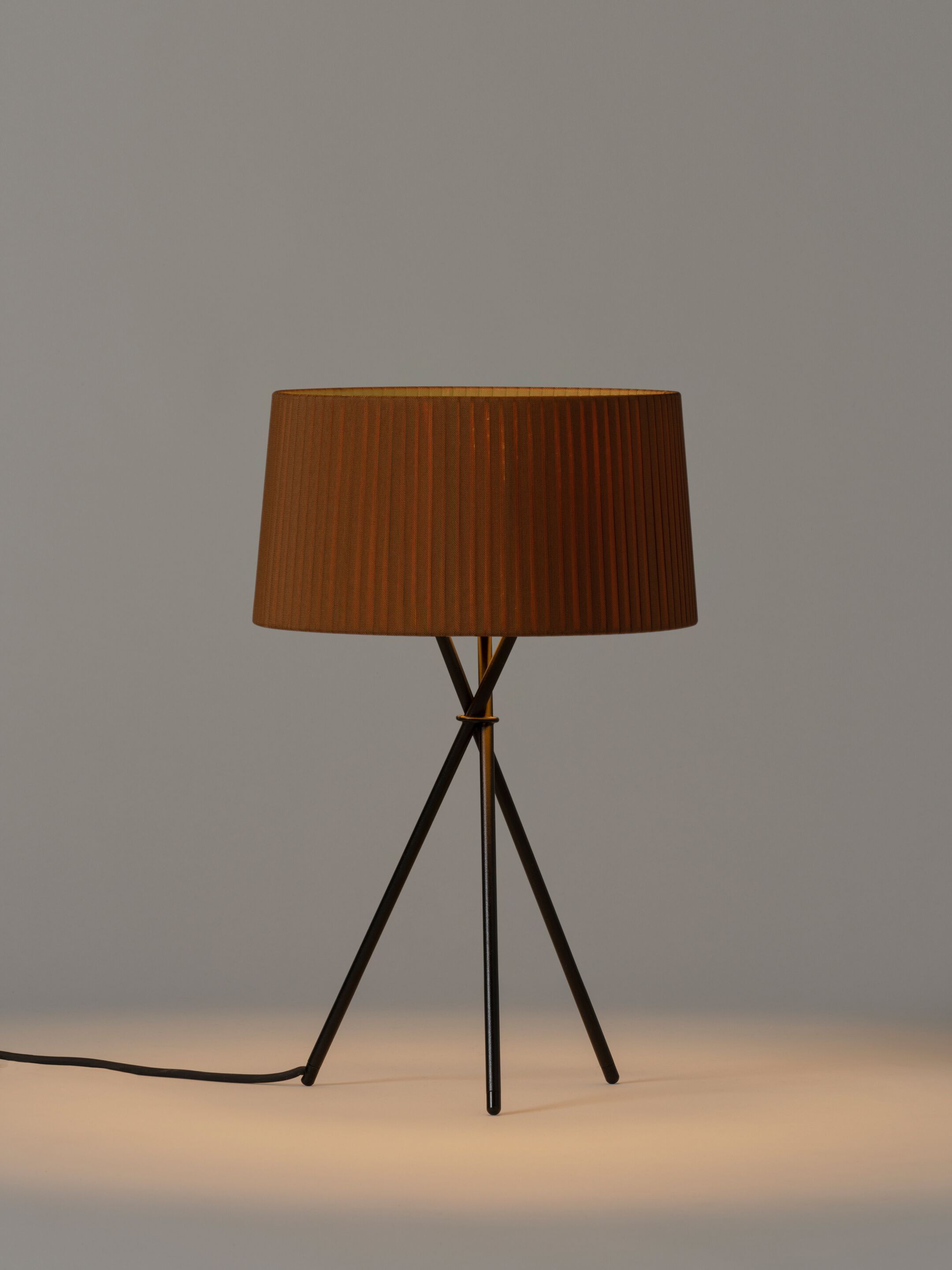 TRÍPODE G6/TRÍPODE M3 Table lamp By Santa & Cole