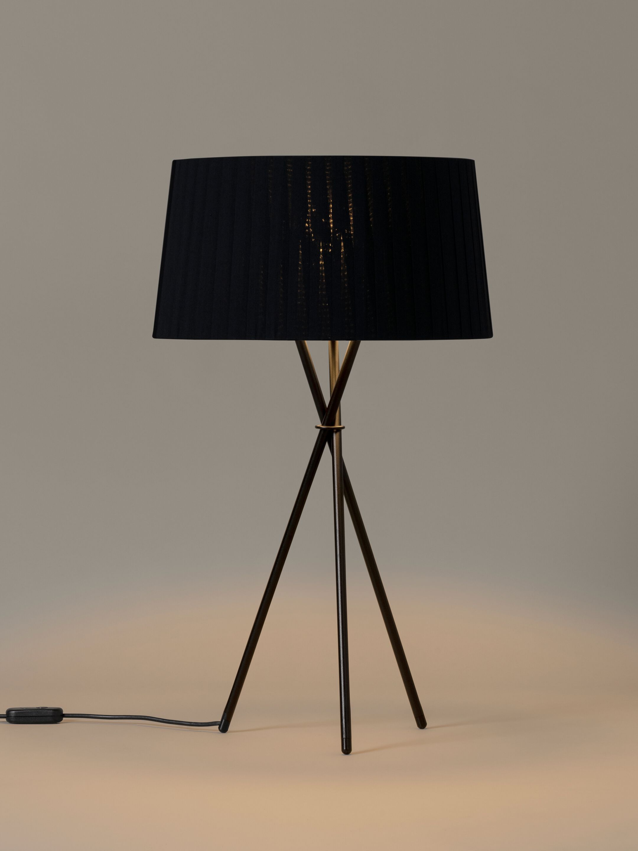 TRÍPODE G6/TRÍPODE M3 Table lamp By Santa & Cole
