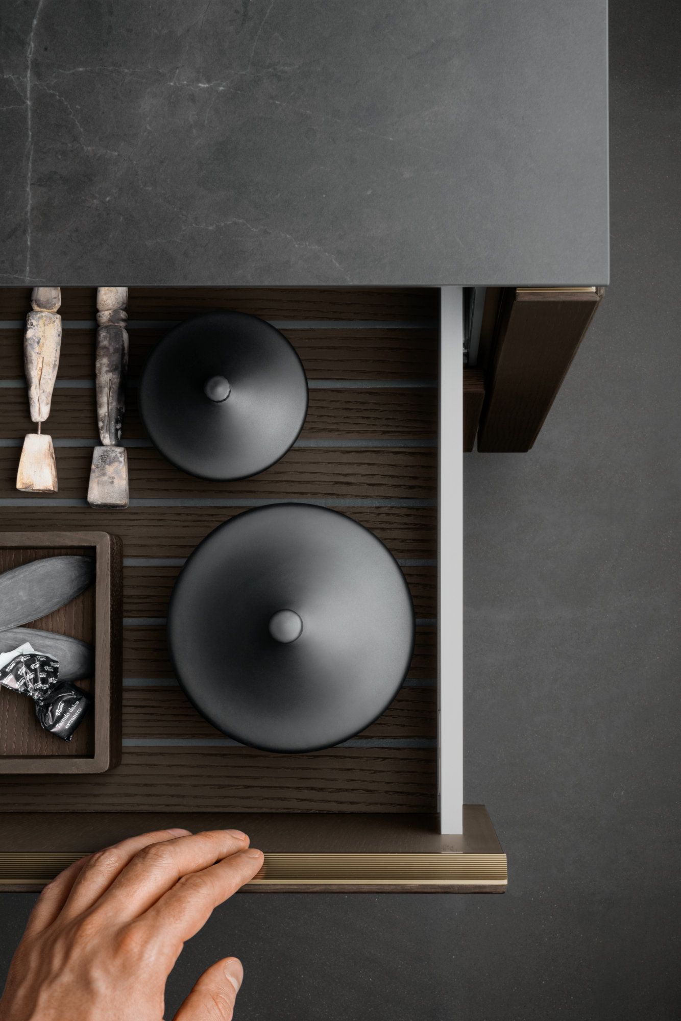 SieMatic SLX Kitchen with island without handles By SieMatic