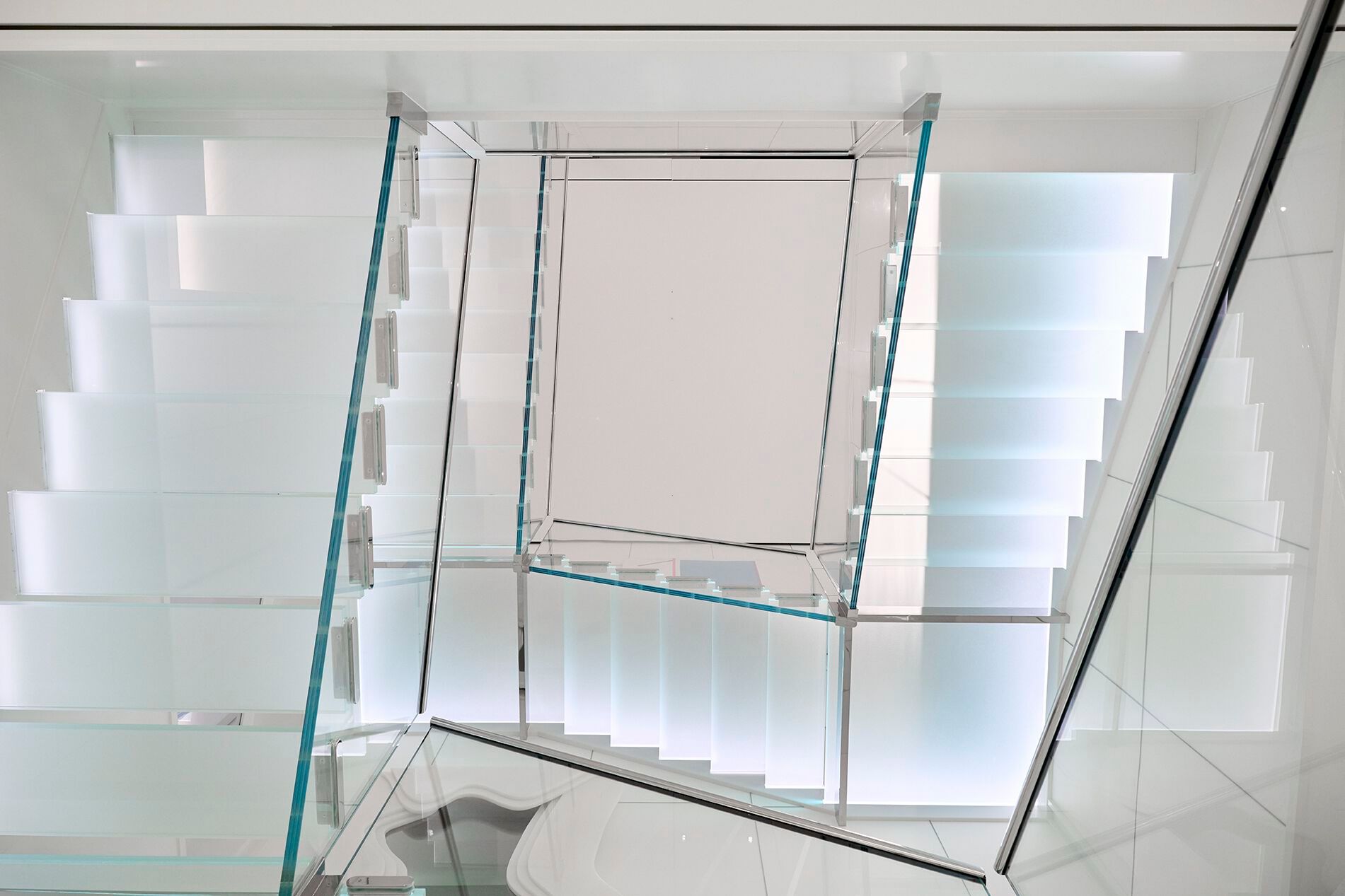 Scala a giorno in vetro con LED MISTRAL ST. MORITZ - Siller Treppen ...