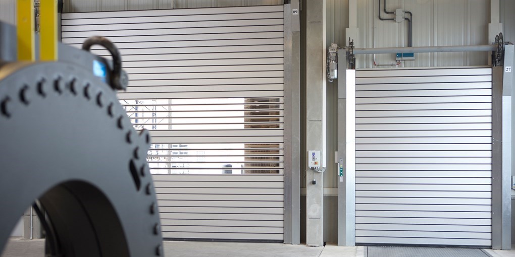 Portón seccional Slatted exterior doors By ASSA ABLOY