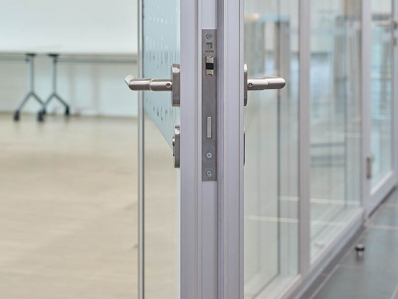 SYSTEM 2000 GLASS WALL Mampara divisoria By Strähle Raum-Systeme