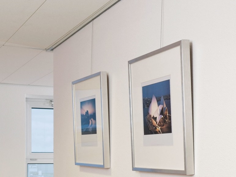 TEKNOLINE Suspended aluminium display unit By STUDIO T