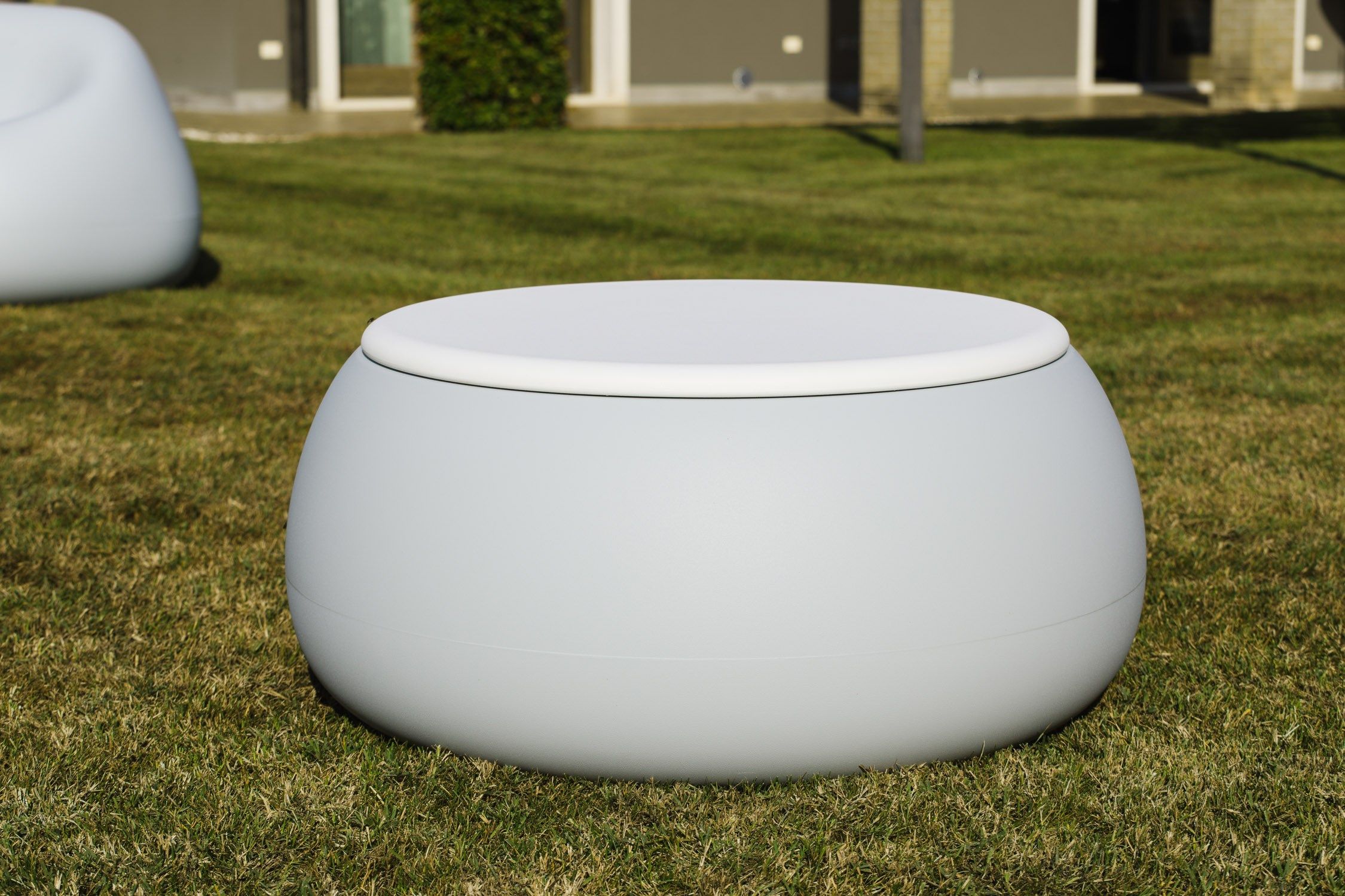 T BALL Small garden table low round Polyethylene By Plust