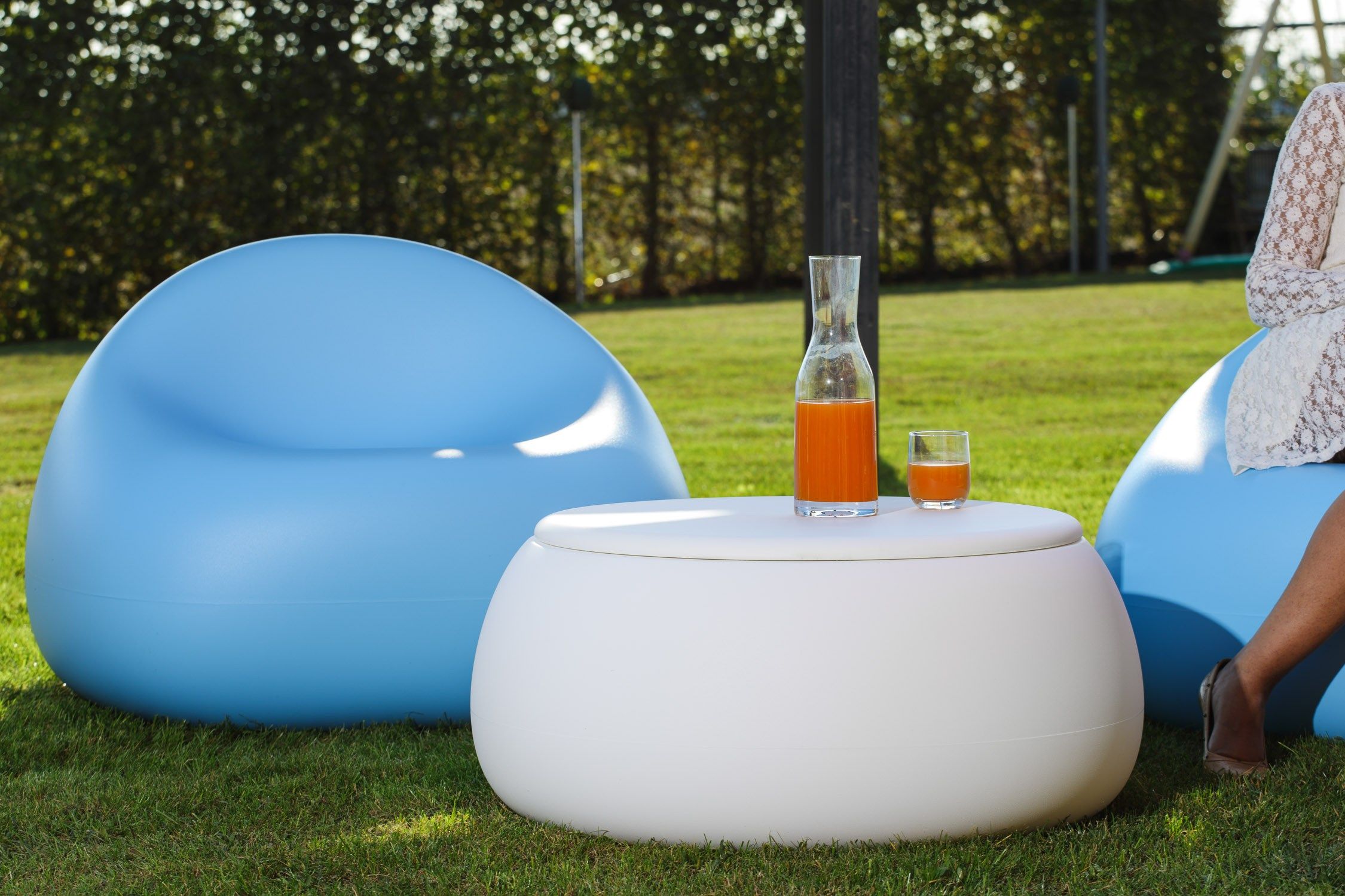 T BALL Small garden table low round Polyethylene By Plust