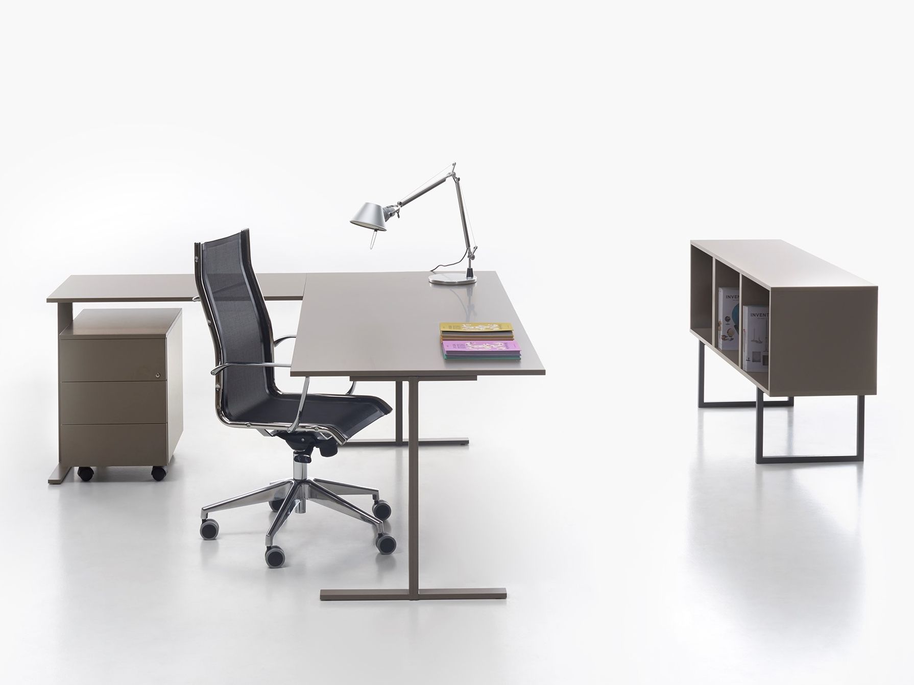 T-LEG | L-shaped office desk By Manerba design Progetto CMR, Giovanni ...