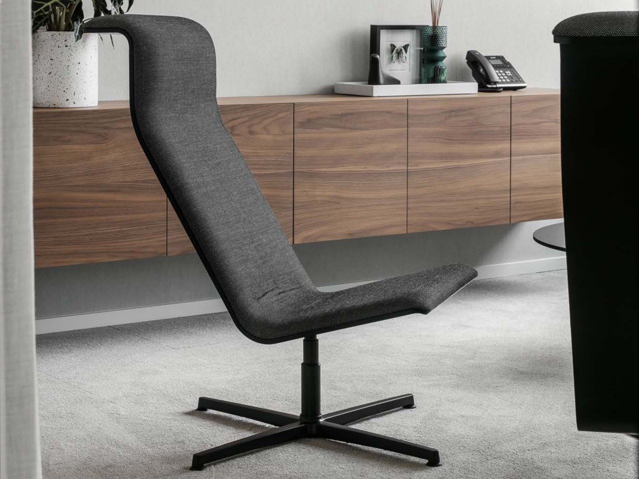 Swivel easy chair with 4-spoke base high-back TAB LOUNGE By Bulo