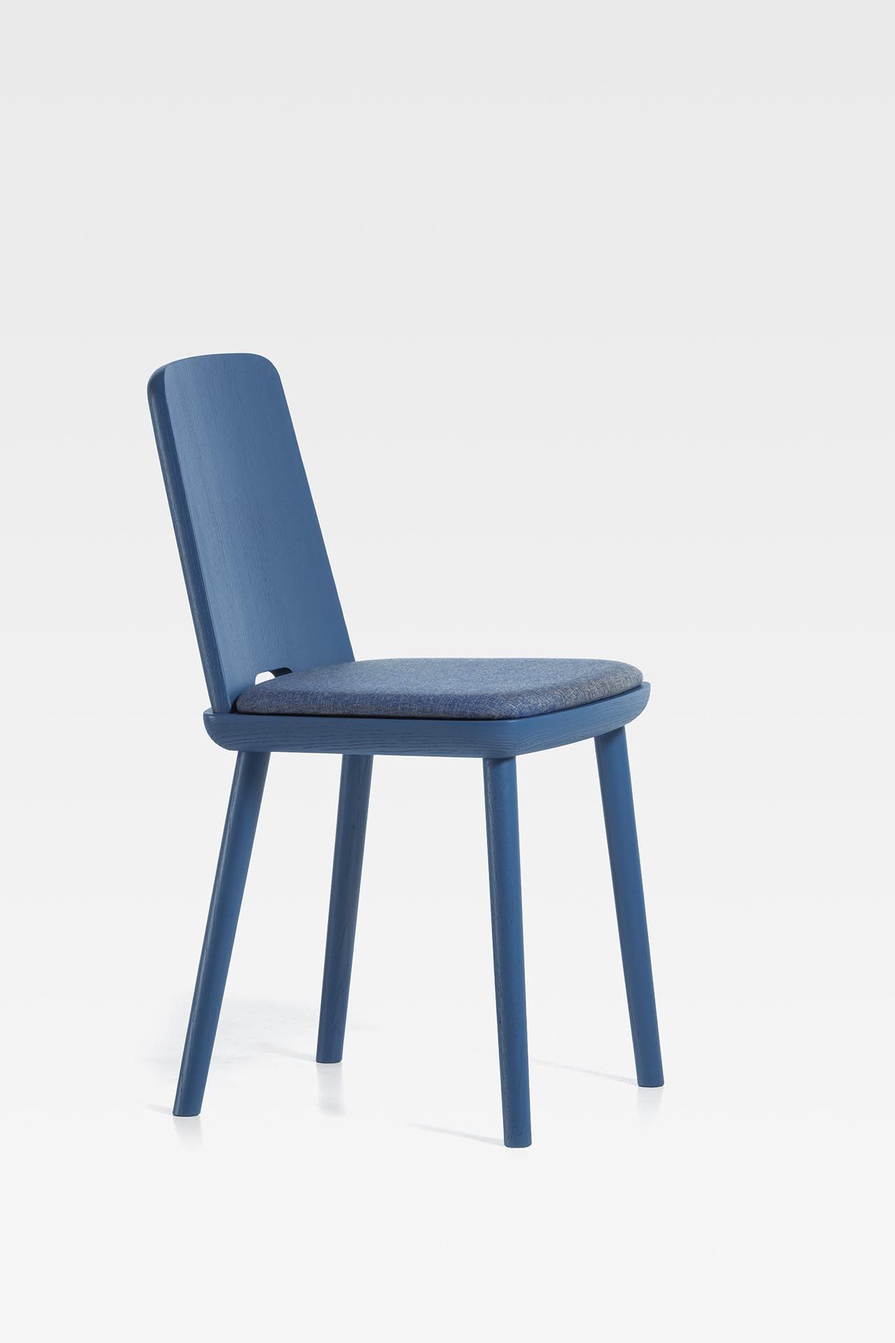 TABLET | Chair with integrated cushion By SIPA
