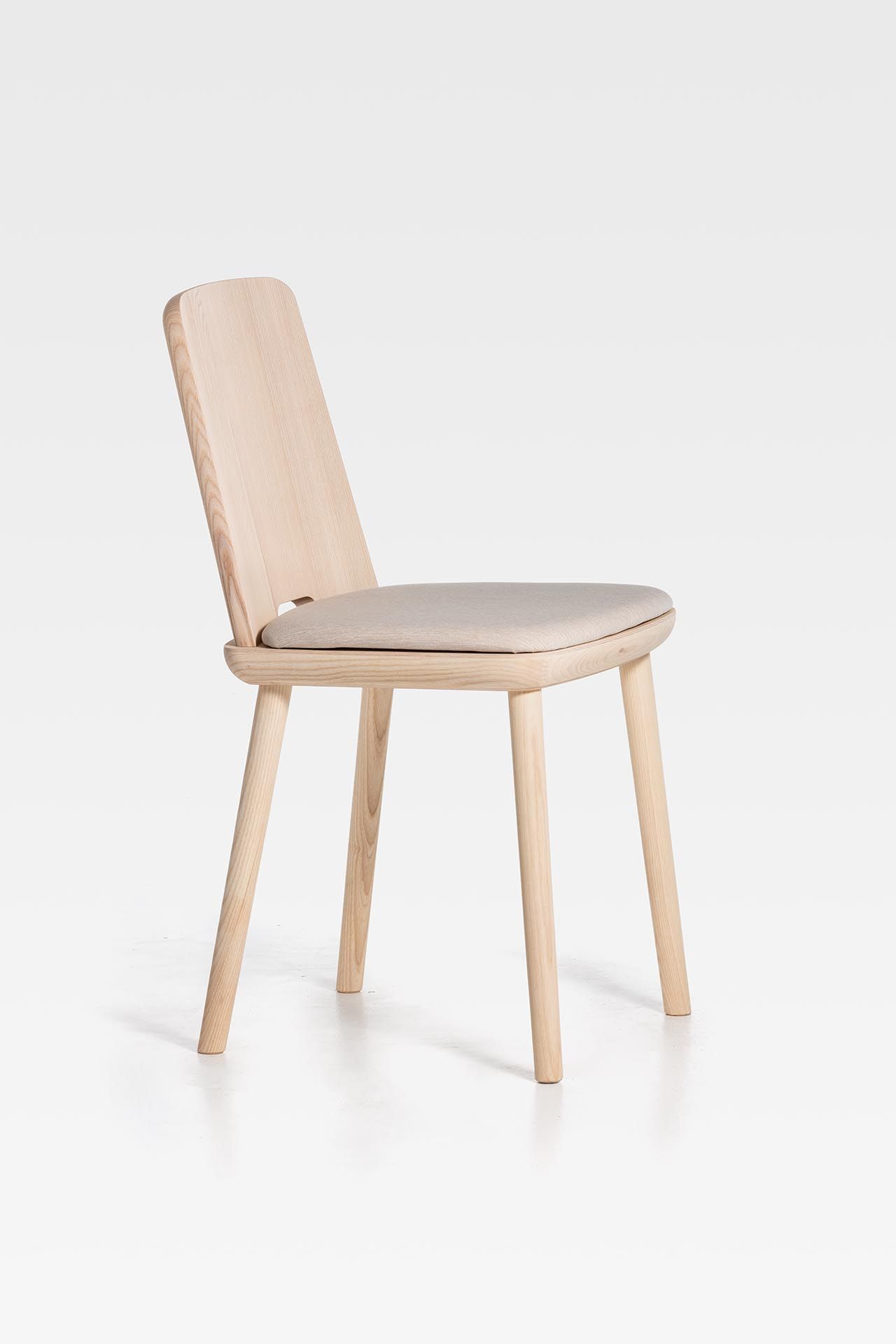 TABLET | Chair with integrated cushion By SIPA