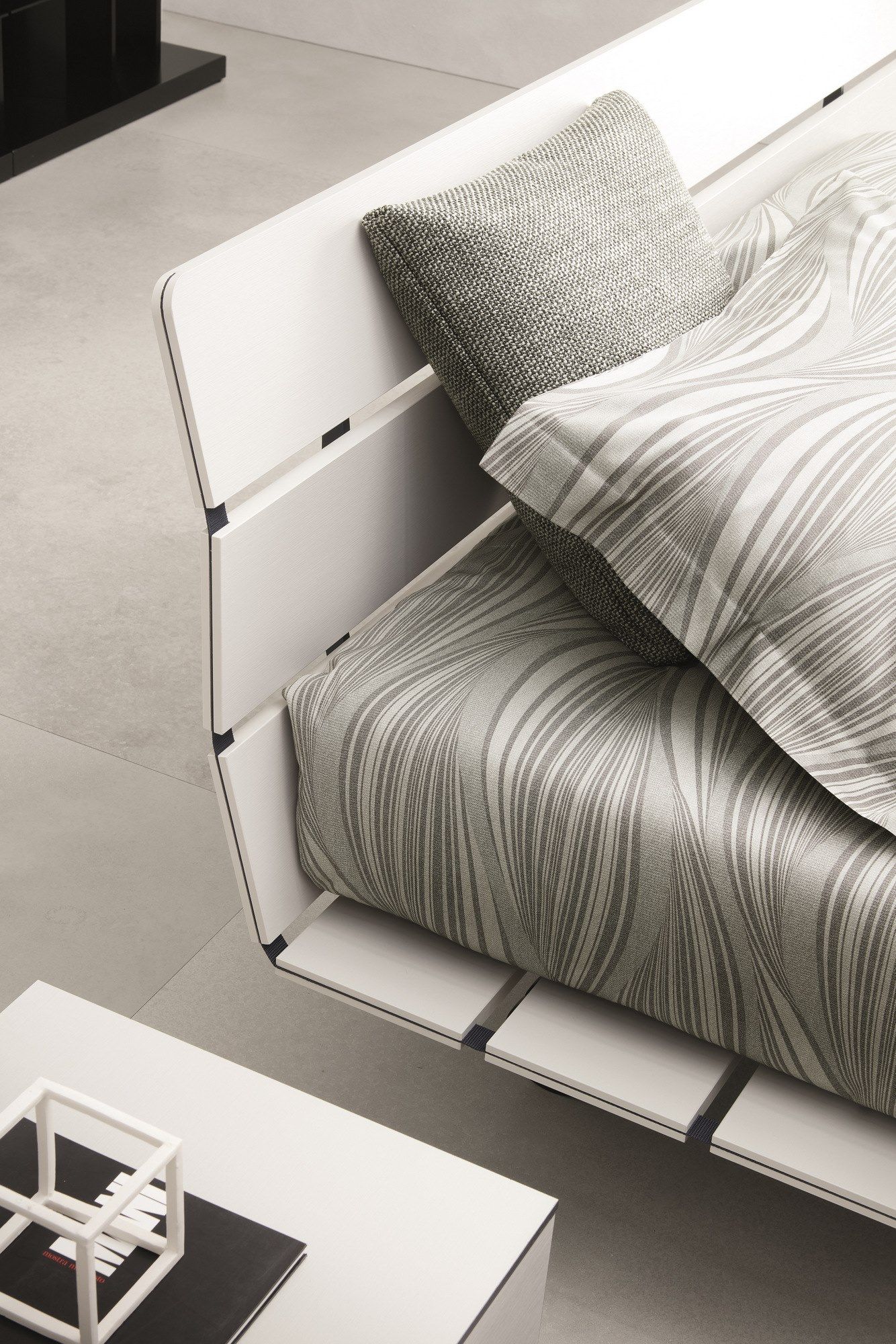 TADAO Letto in stile orientale con ruote By Flou | design Vico Magistretti