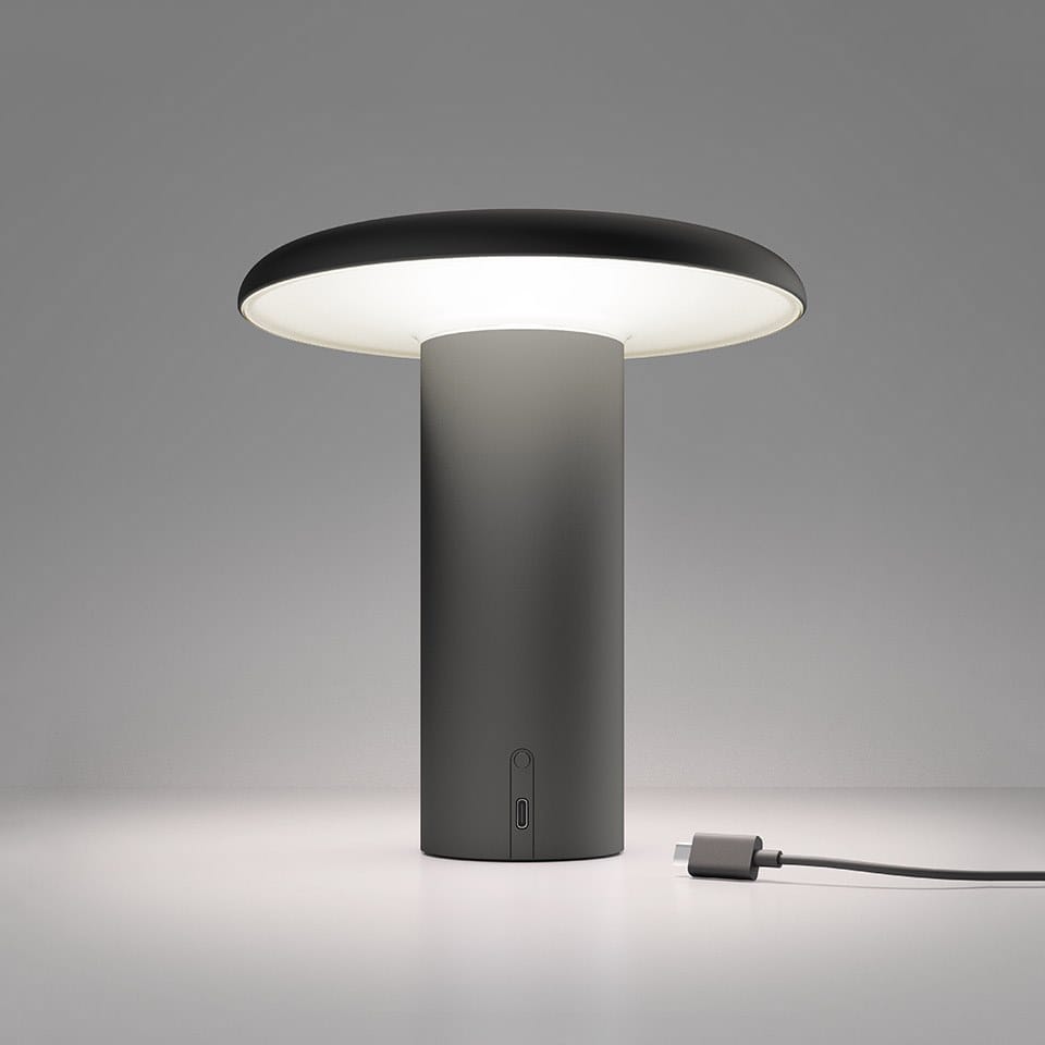 TAKKU Table lamp By Artemide | design Foster + Partners