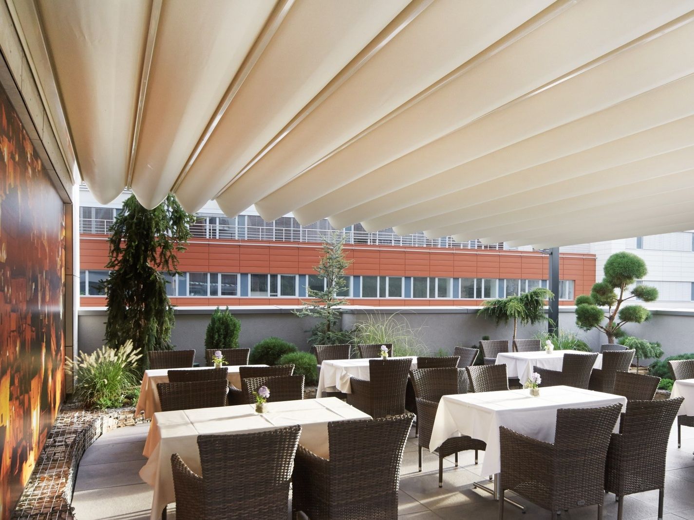 TECNIC EVO Pérgola de aluminio con toldo corredero By PRATIC F.lli ORIOLI