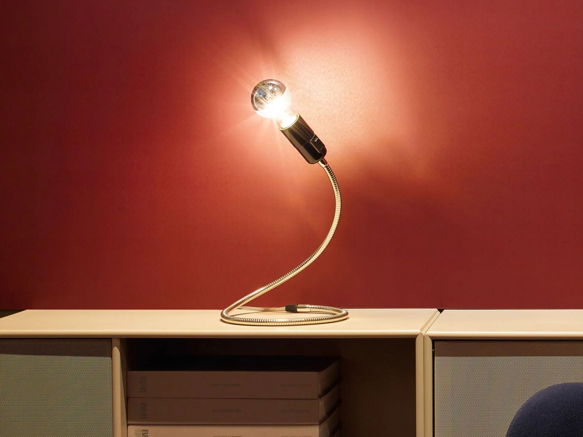 LIGHTWORM Table lamp By TECNOLUMEN®