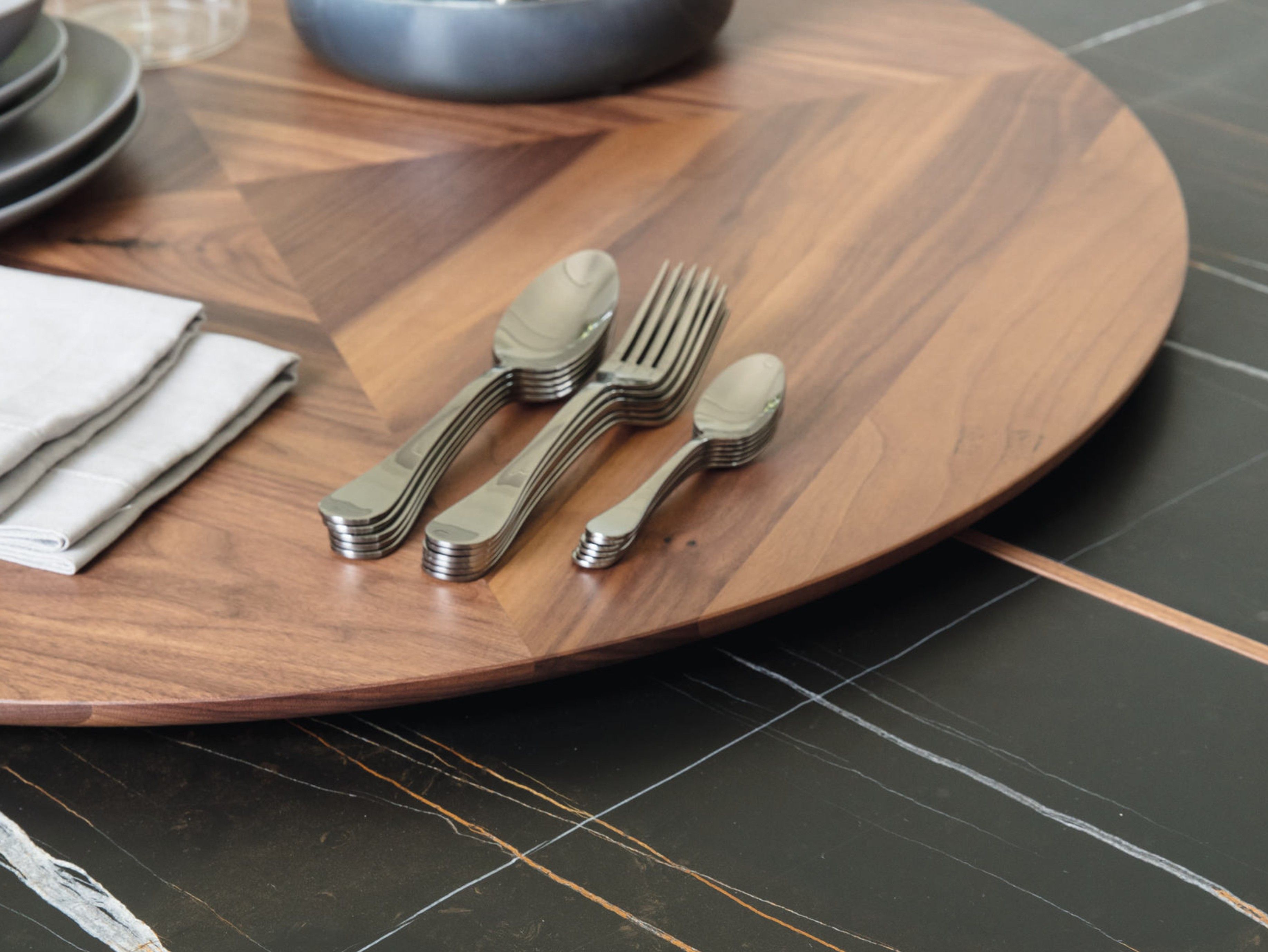 THAYL | Round table By Porada design Gabriele & Oscar Buratti