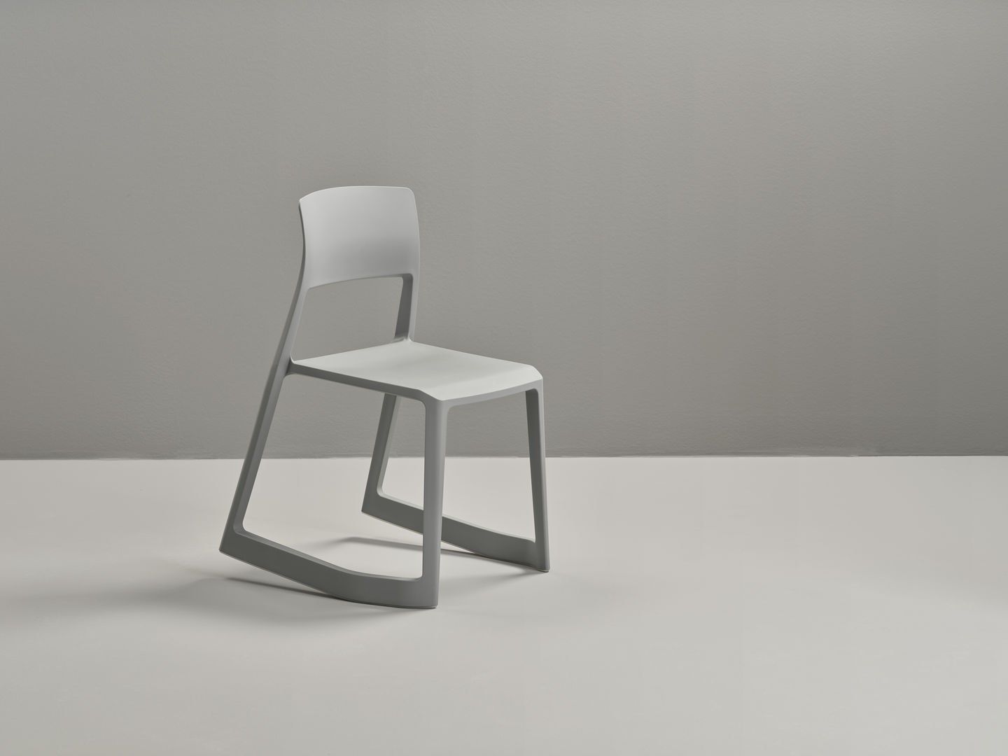 TIP TON RE Chaise empilable en plastique recyclé avec dossier ouvert By ...