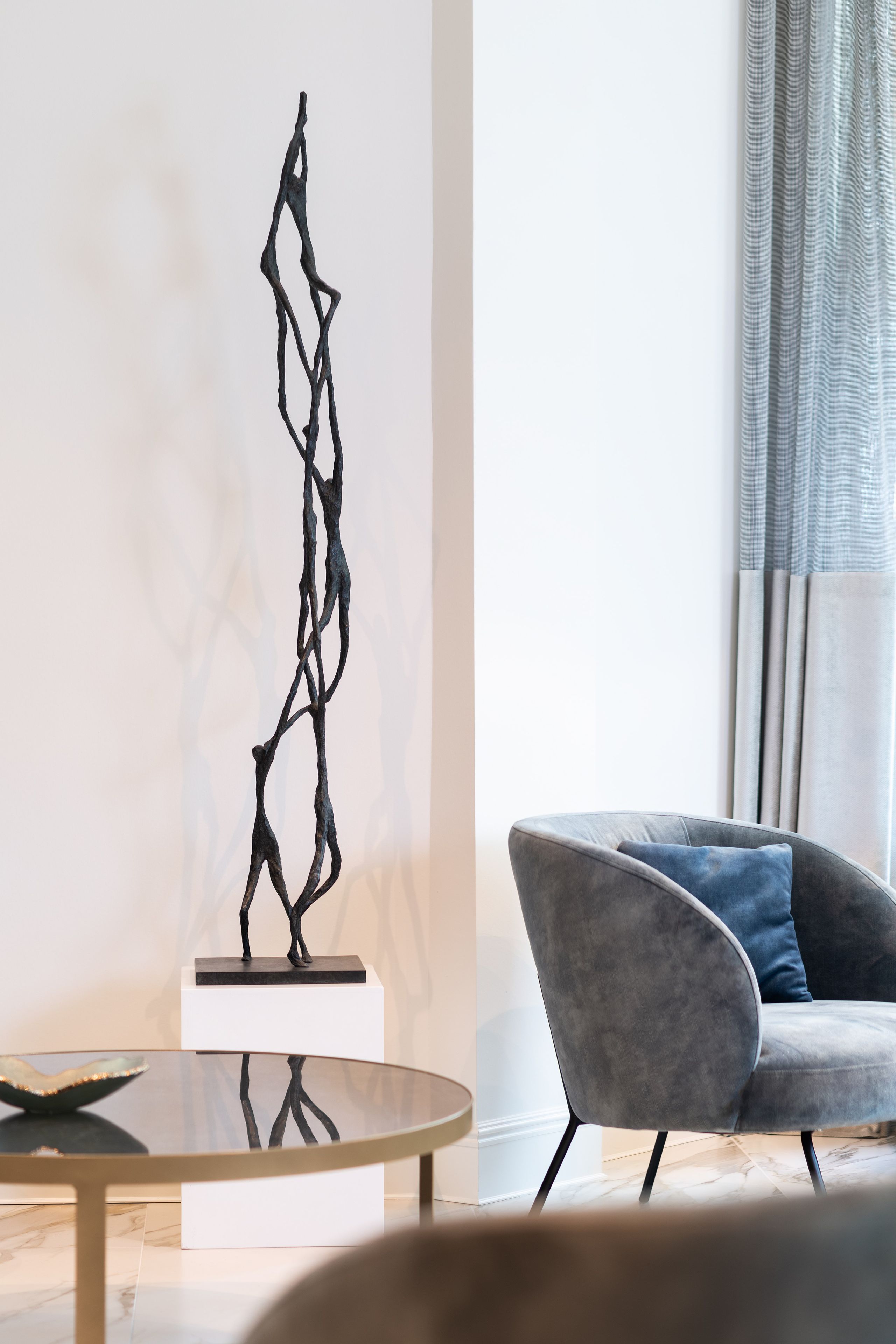 Bronze sculpture TO HANG OUT By Gardeco design Ann Vrielinck