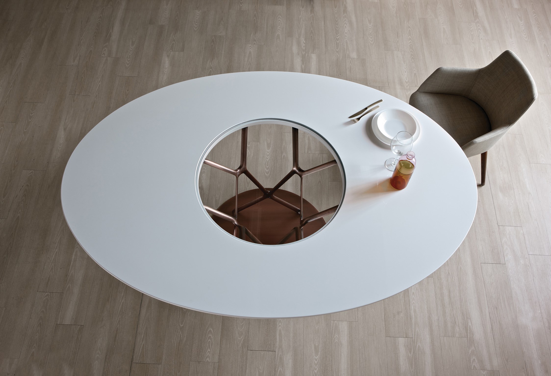 TORI | Oval table By ESTEL GROUP design Patrick Norguet