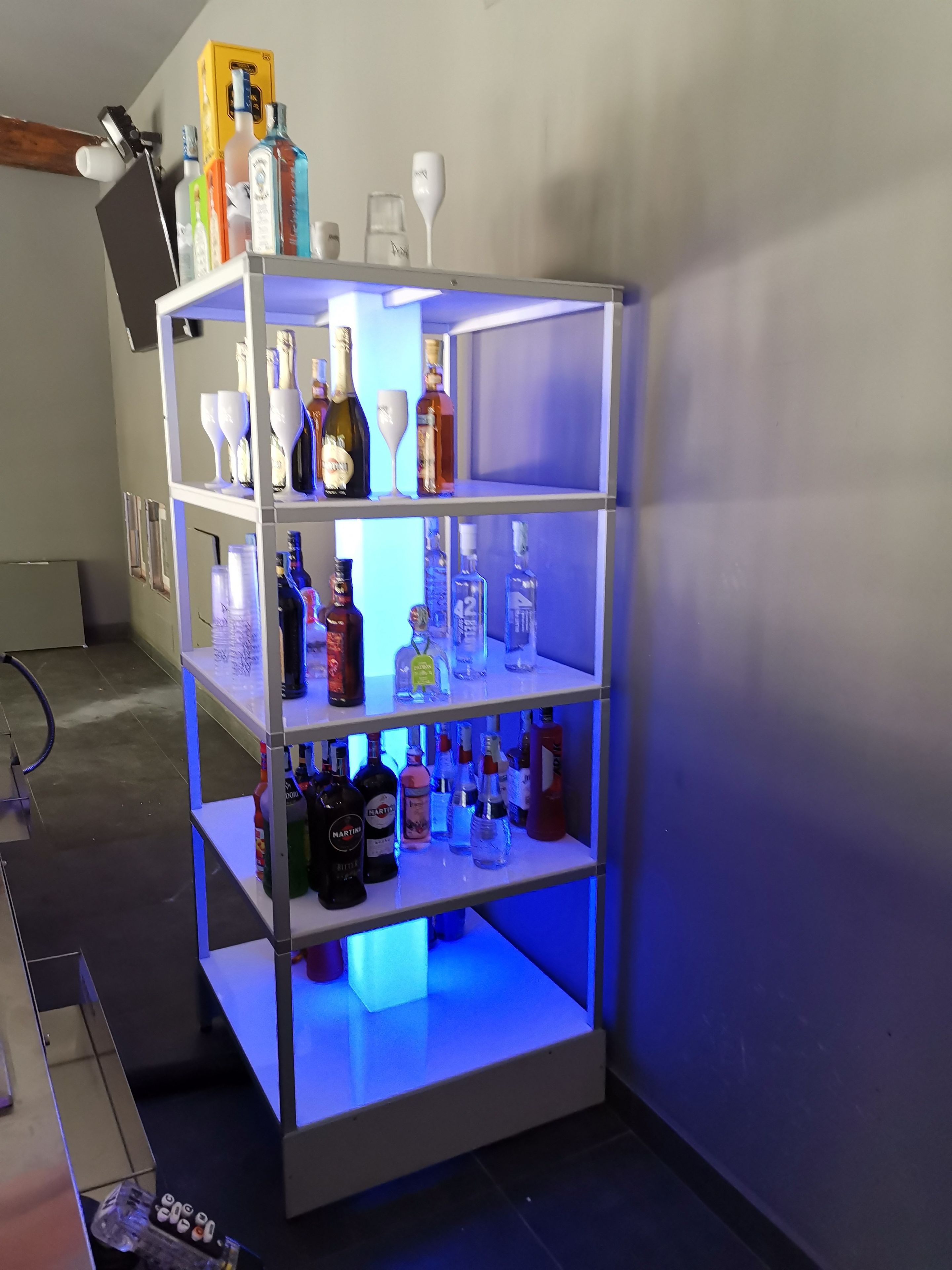 Floor-standing four-sided retail display unit with light TOTEM By MOVIDOS