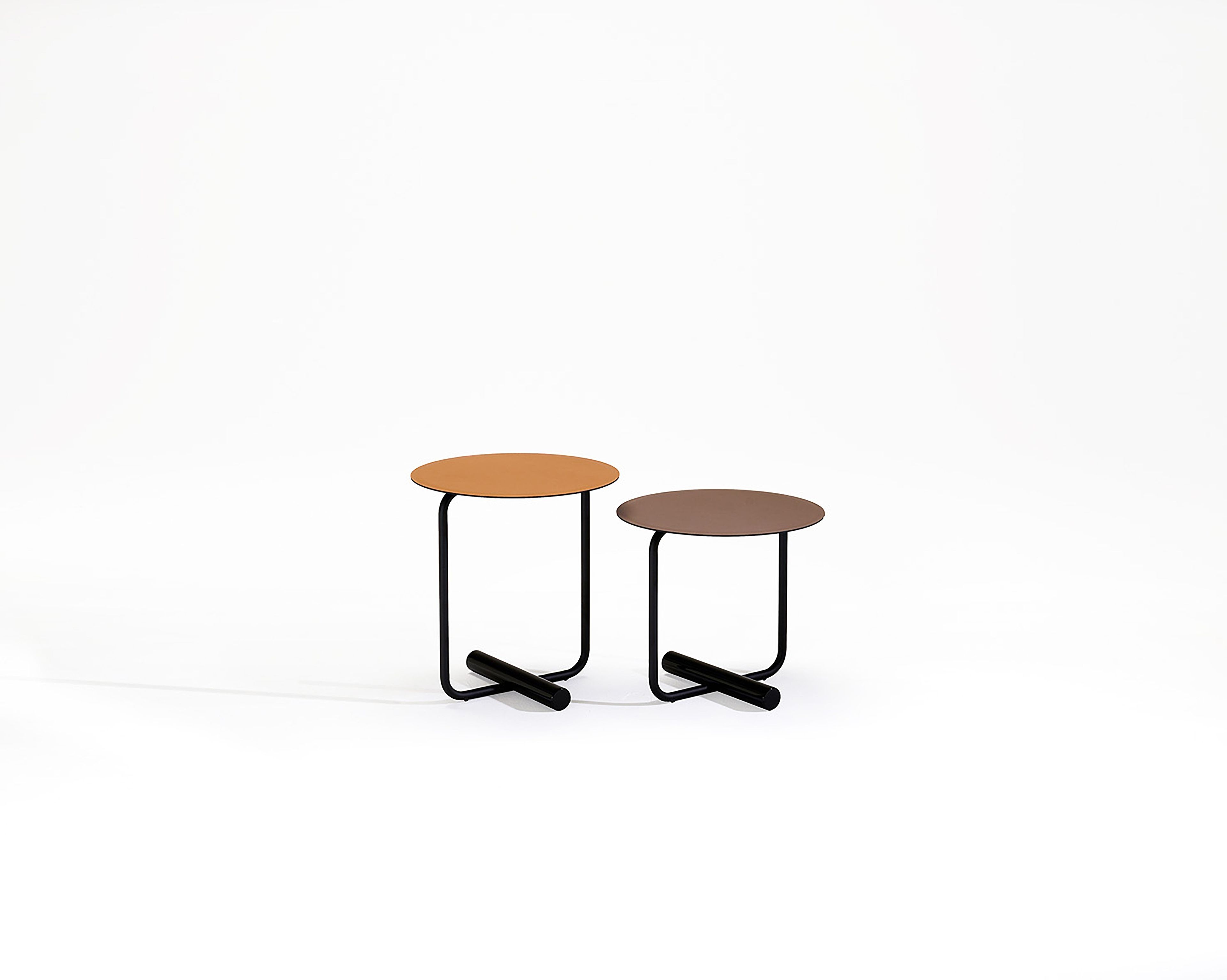 TOTO Round tanned leather coffee table By Zanotta | design Bertrand Lejoly
