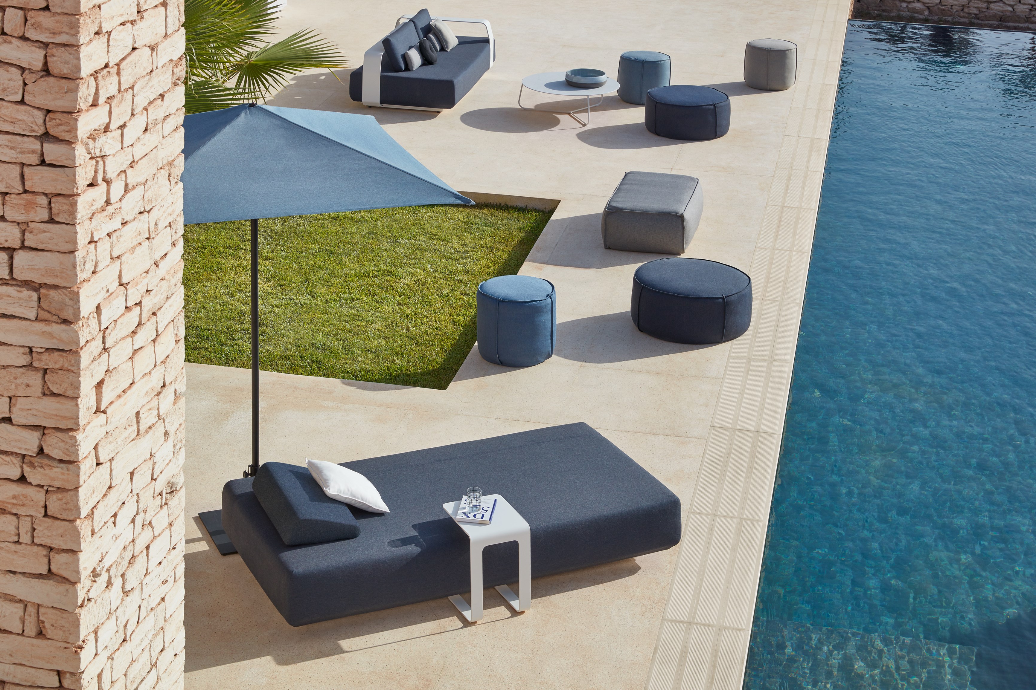 TOUCH | Round garden pouf Round fabric garden pouf By MANUTTI