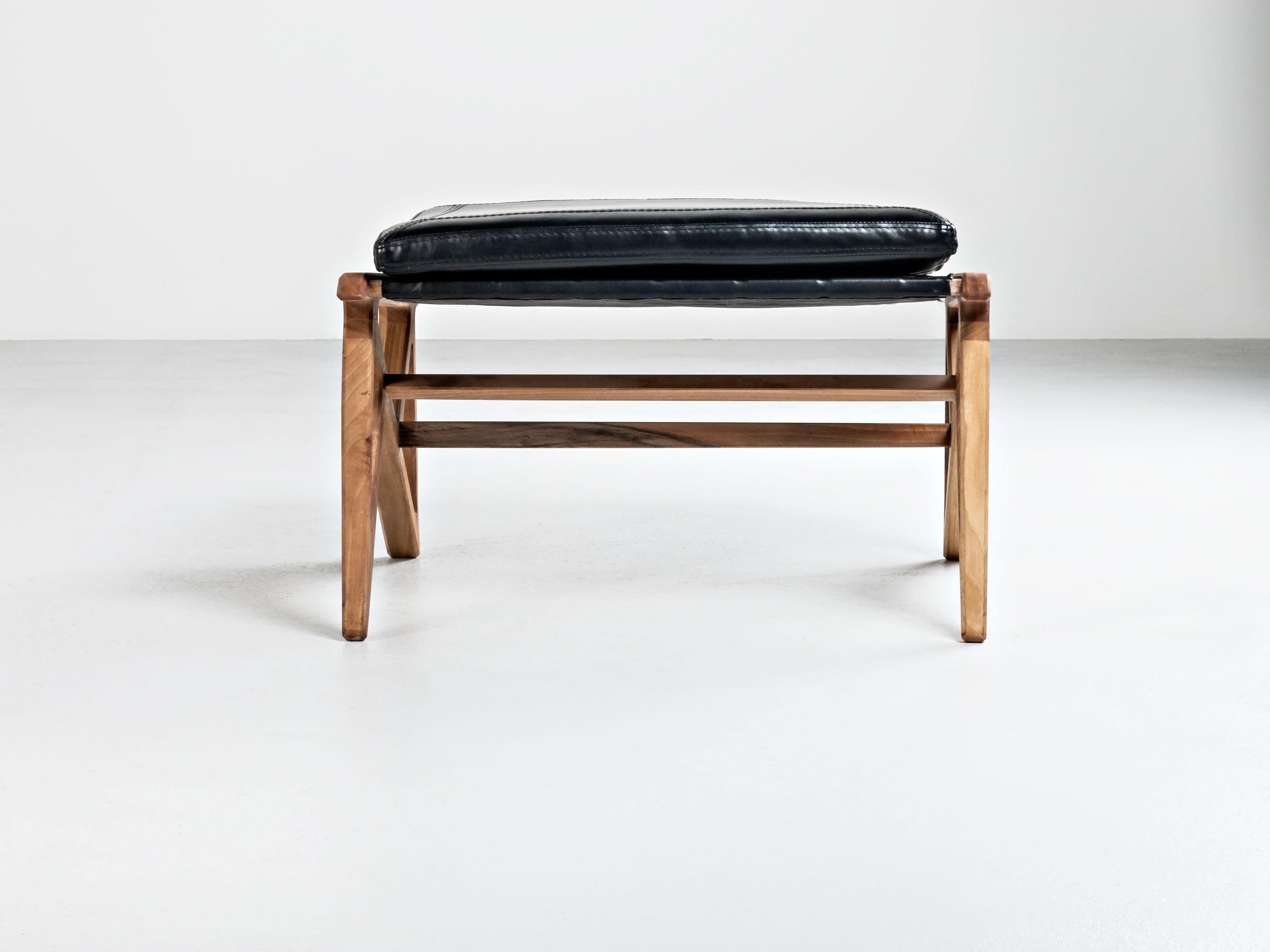 TRIANGLE | Low stool By HOOKL und STOOL design Aleksandar Ugresic