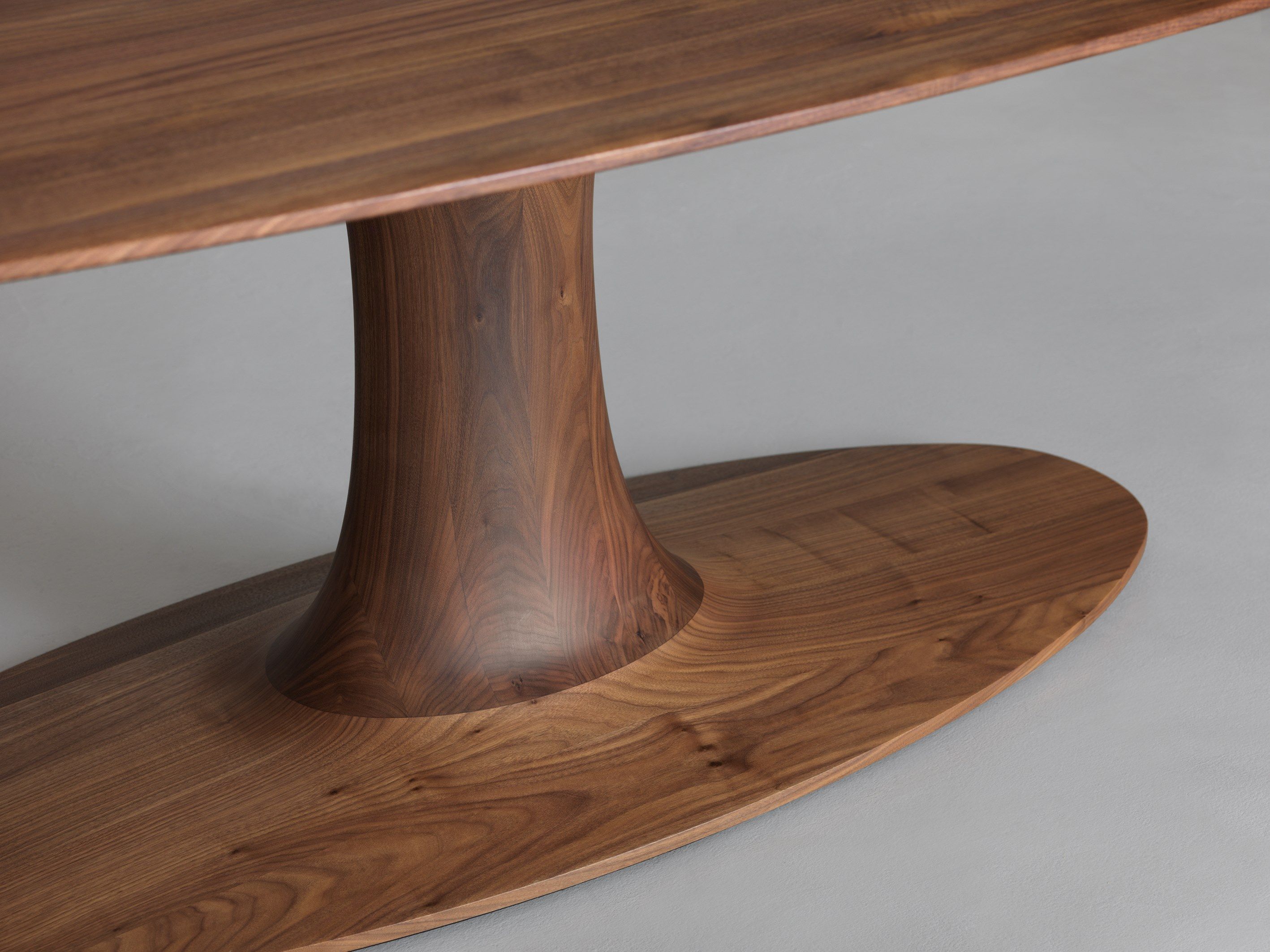 Wooden dining table TURNTABLE OVAL By ZEITRAUM design Formstelle