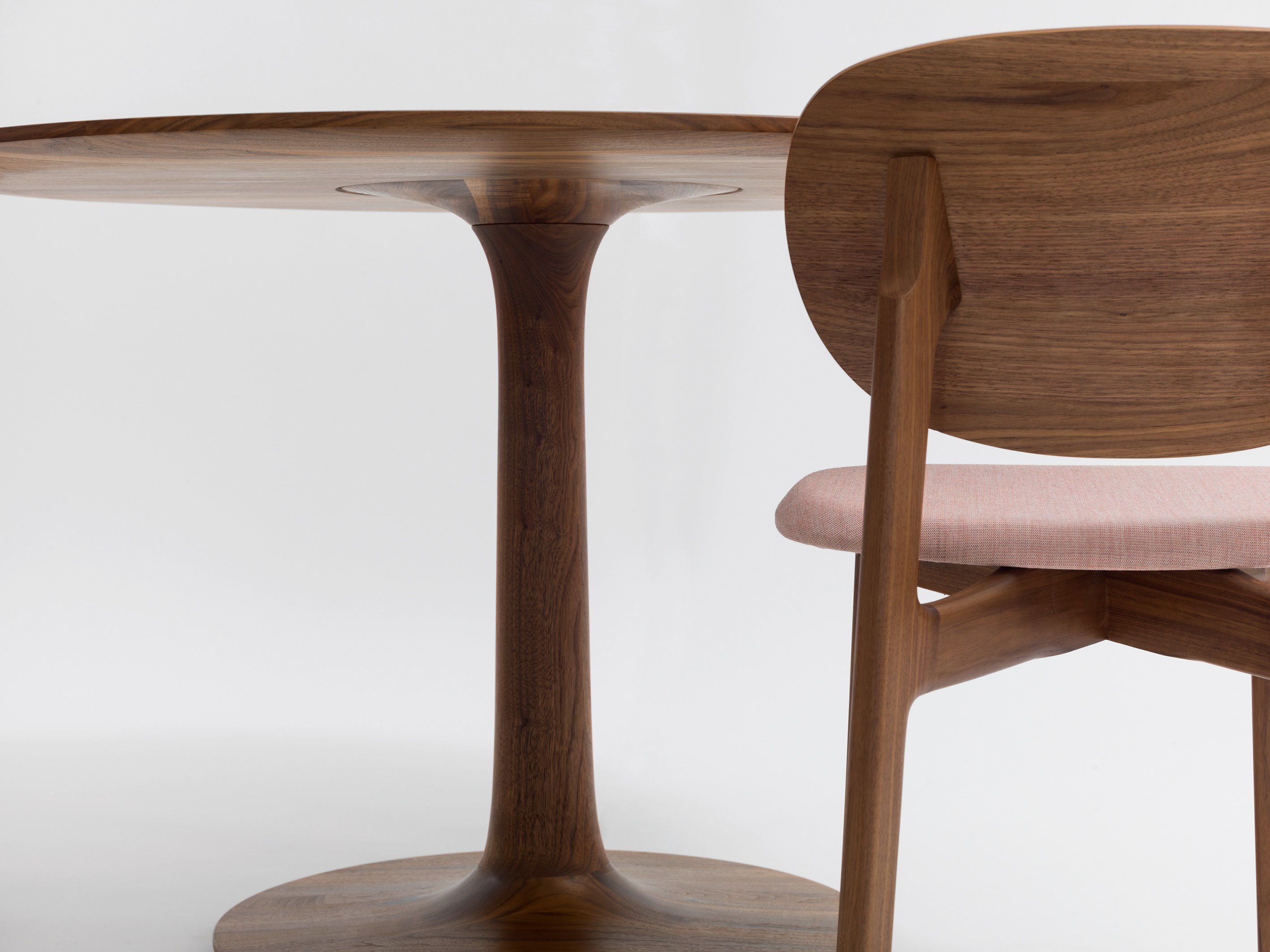 Round wooden table TURNTABLE By ZEITRAUM design Formstelle