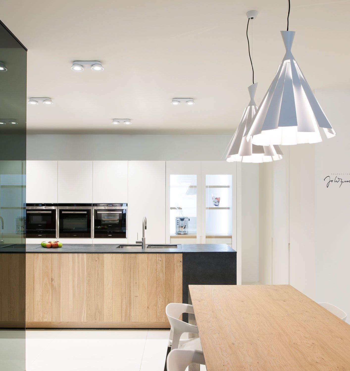 TWEETER ON | Multiple spotlight By Delta Light