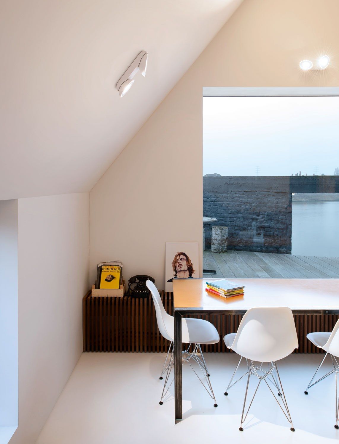 TWEETER ON | Multiple spotlight By Delta Light