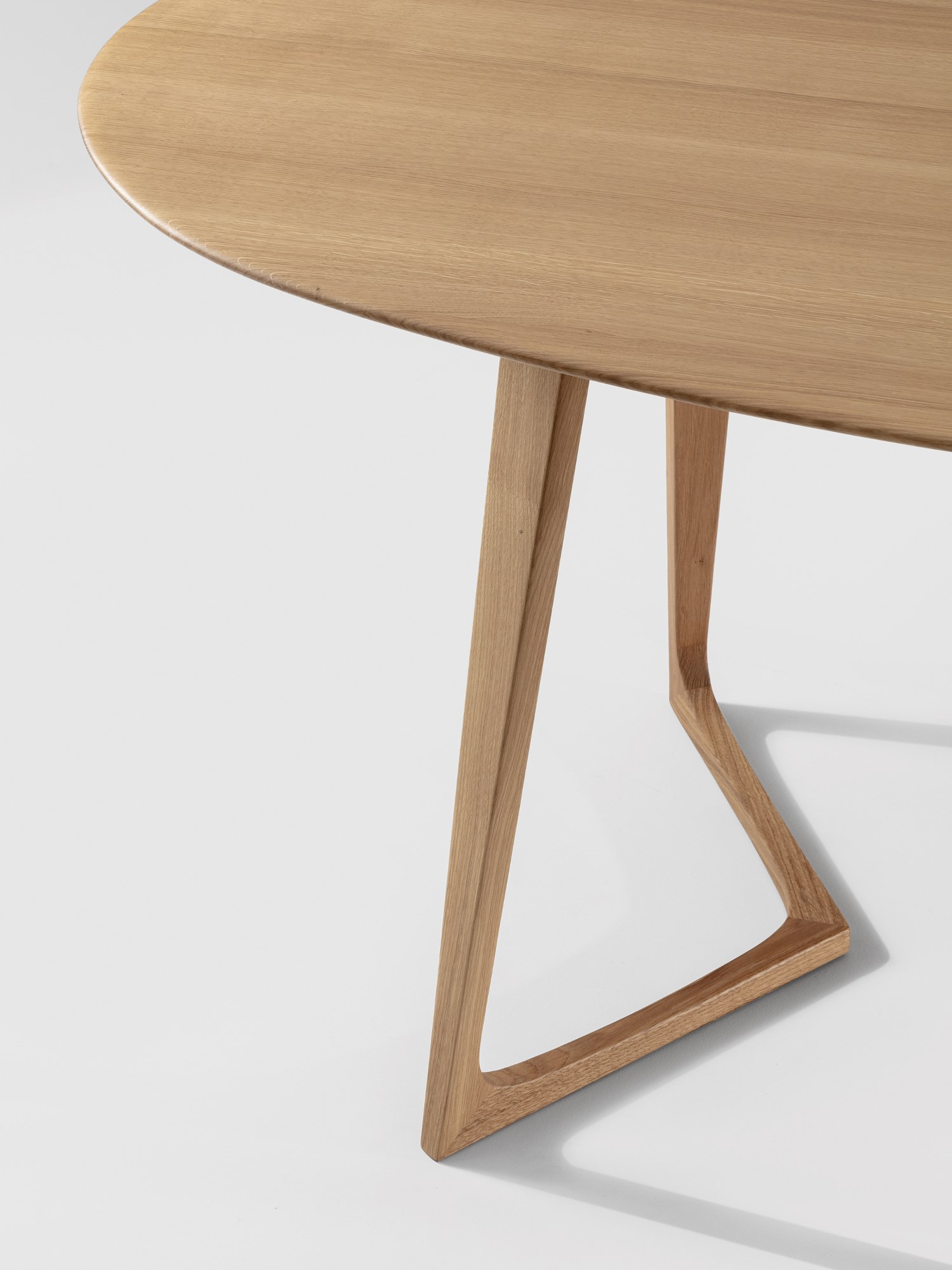 TWIST | Oval table By ZEITRAUM design Formstelle
