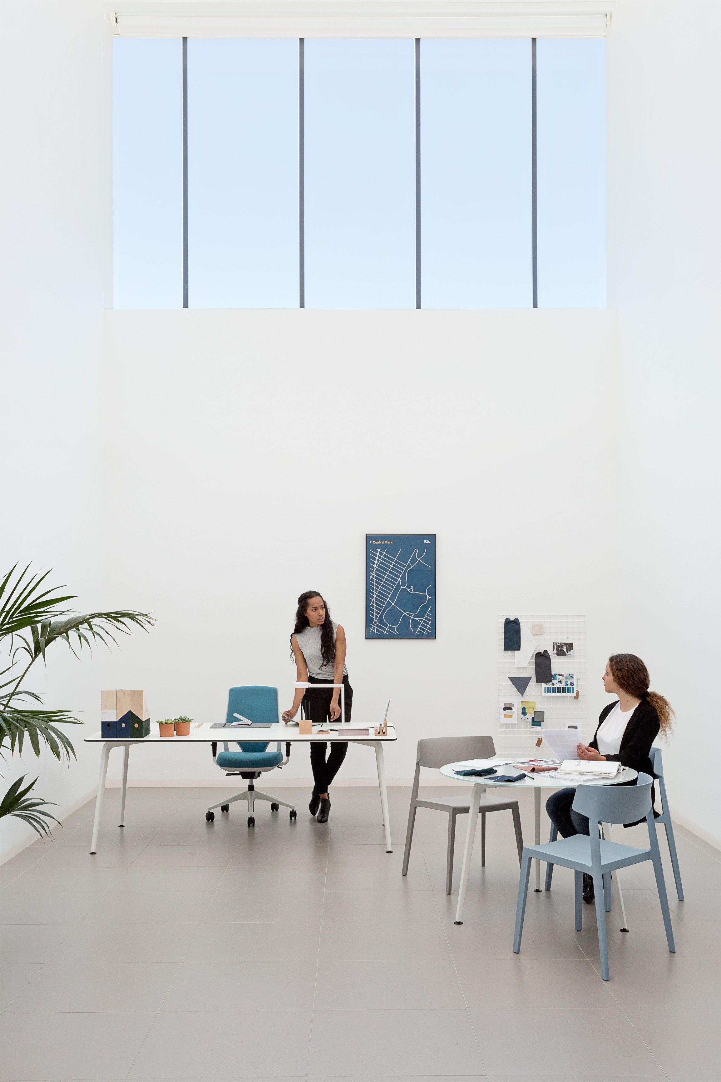 TWIST Round meeting table By ACTIU | design Enrico Frigerio