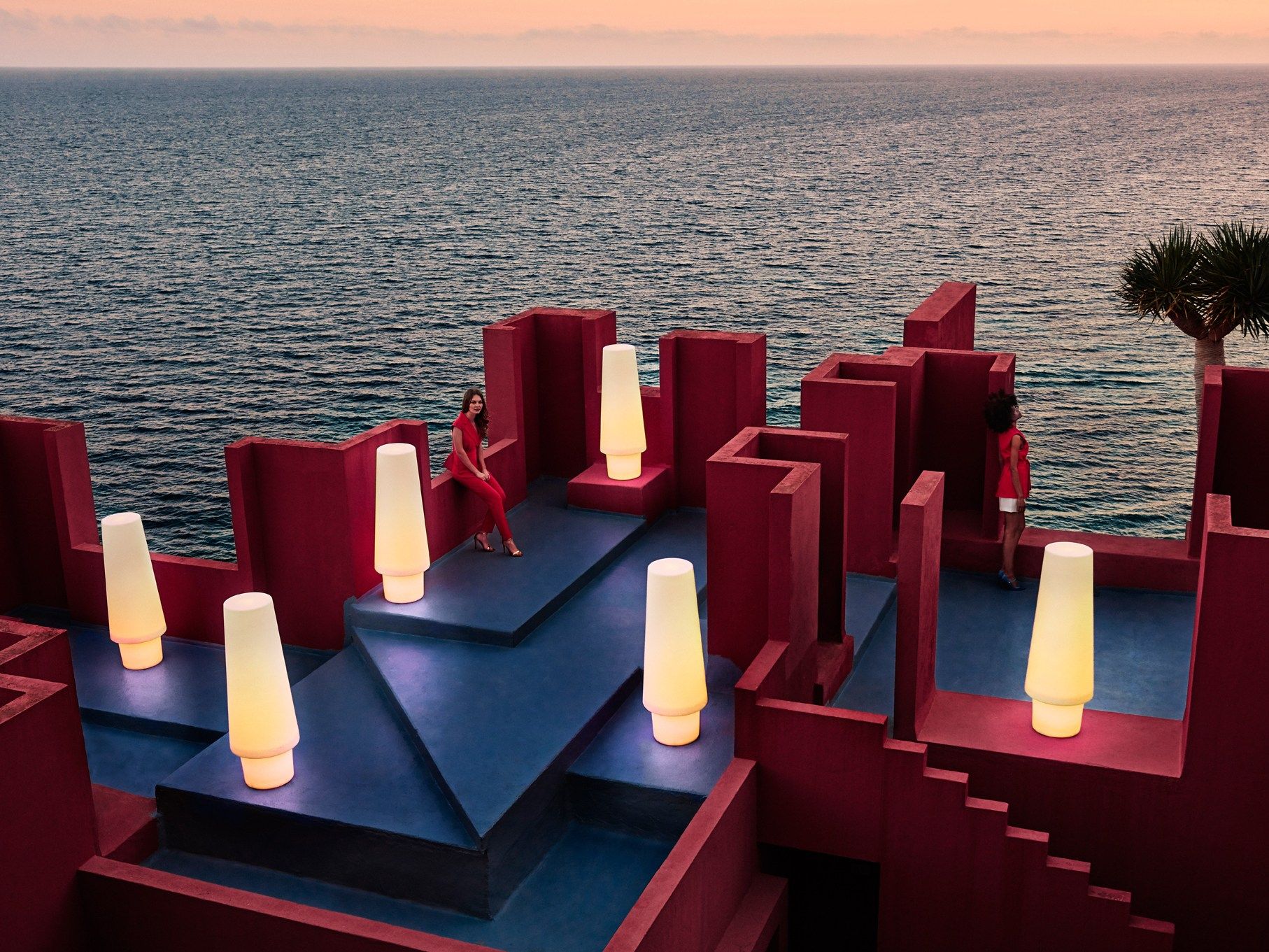 ULM LED plastic floor lamp By Vondom | design Ramón Esteve