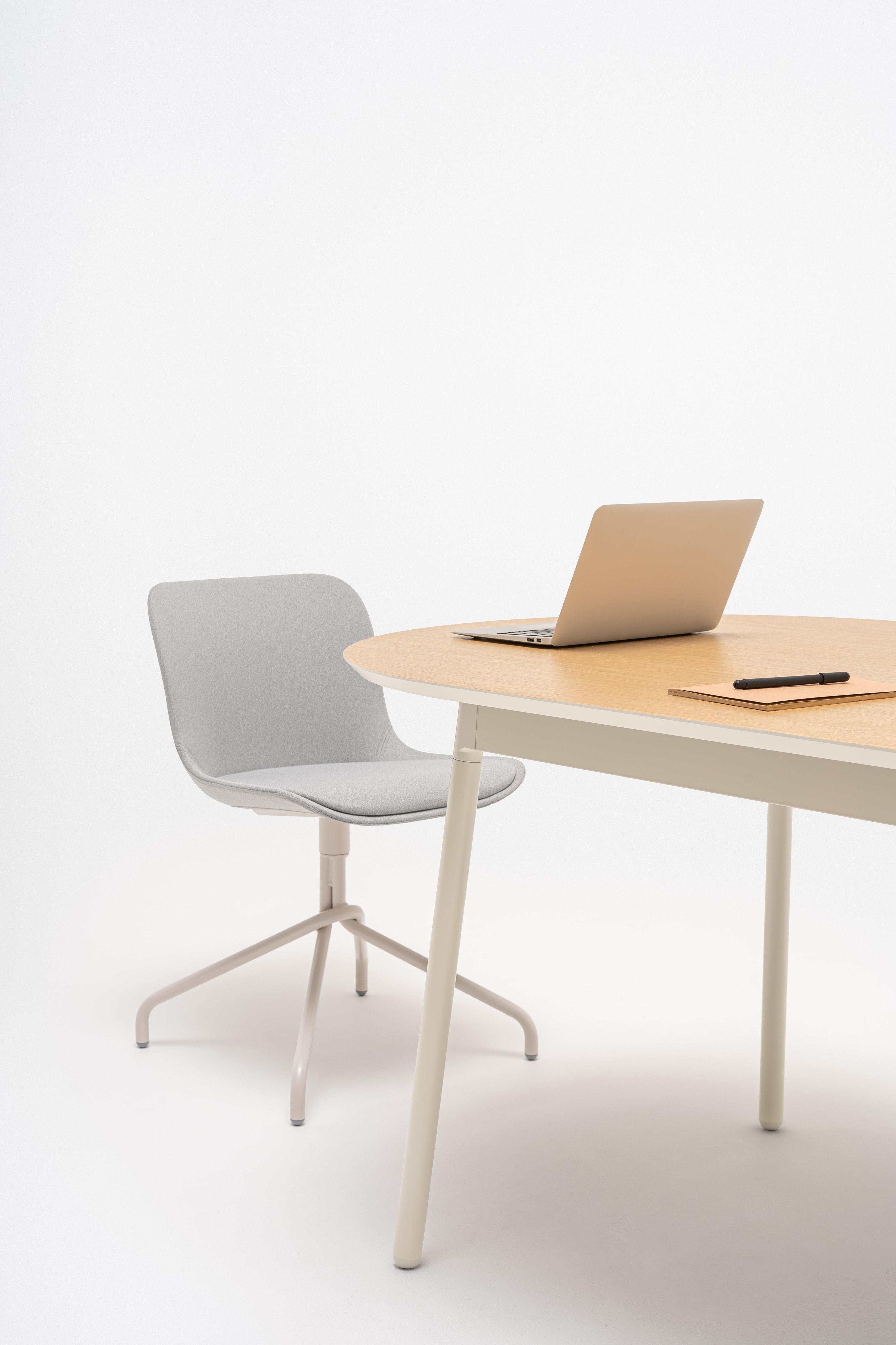 UNIT Oval wood veneer meeting table By MDD