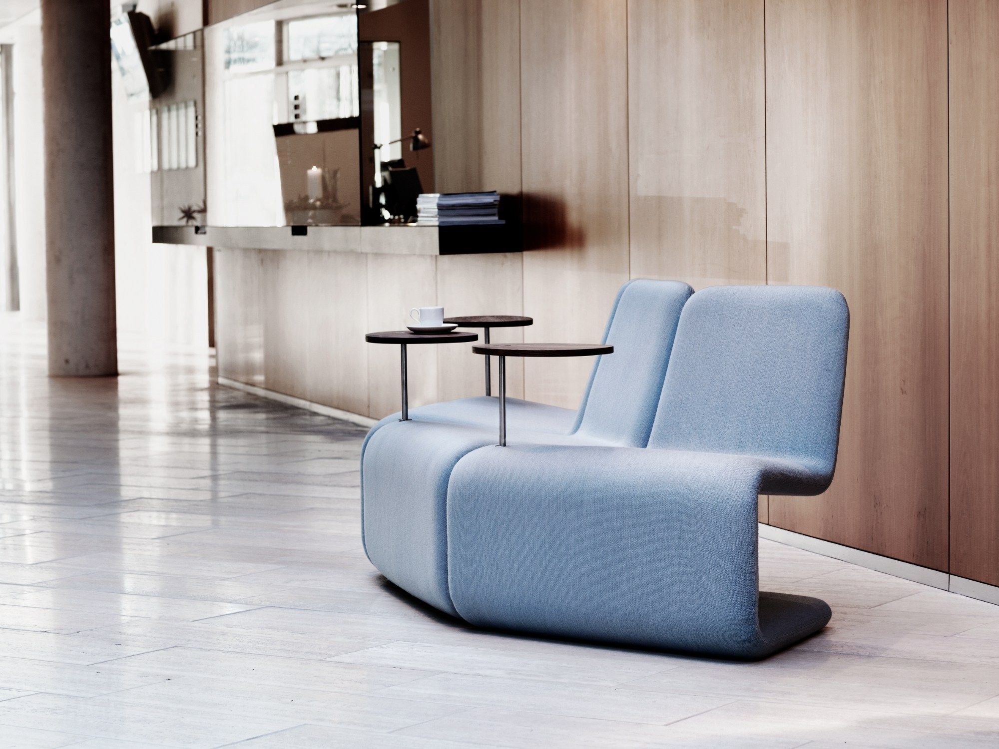 Cantilever armchair URBAN LOUNGE WITH TABLE By Anne Linde design Anne Linde
