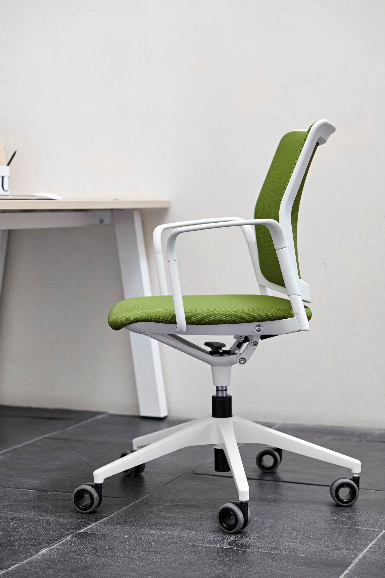 URBAN PLUS | Office chair with armrests By ACTIU design Javier Cuñado