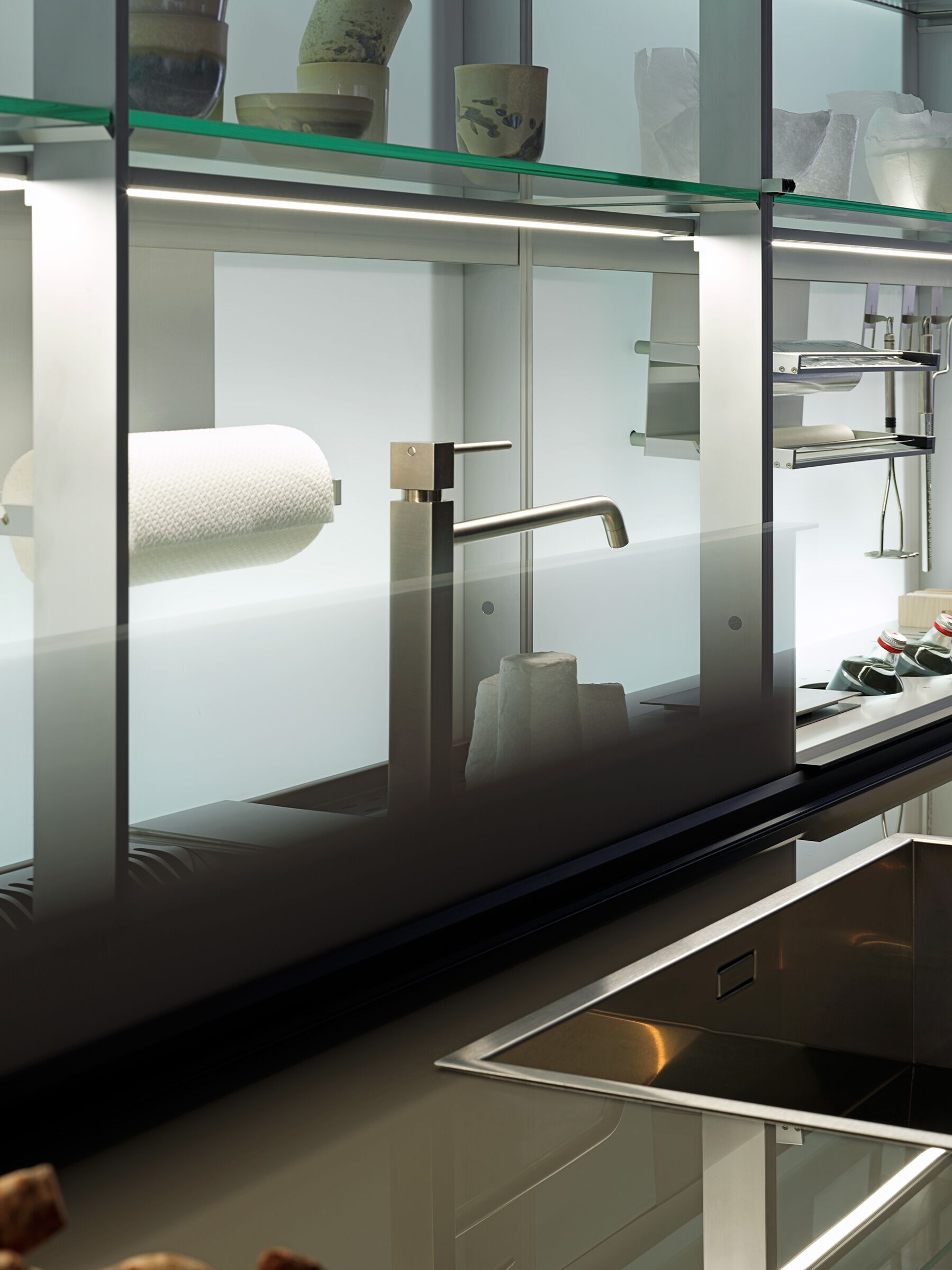 ARTEMATICA VITRUM GLOSSY EARTH-BROWN Glass fitted kitchen By Valcucine ...