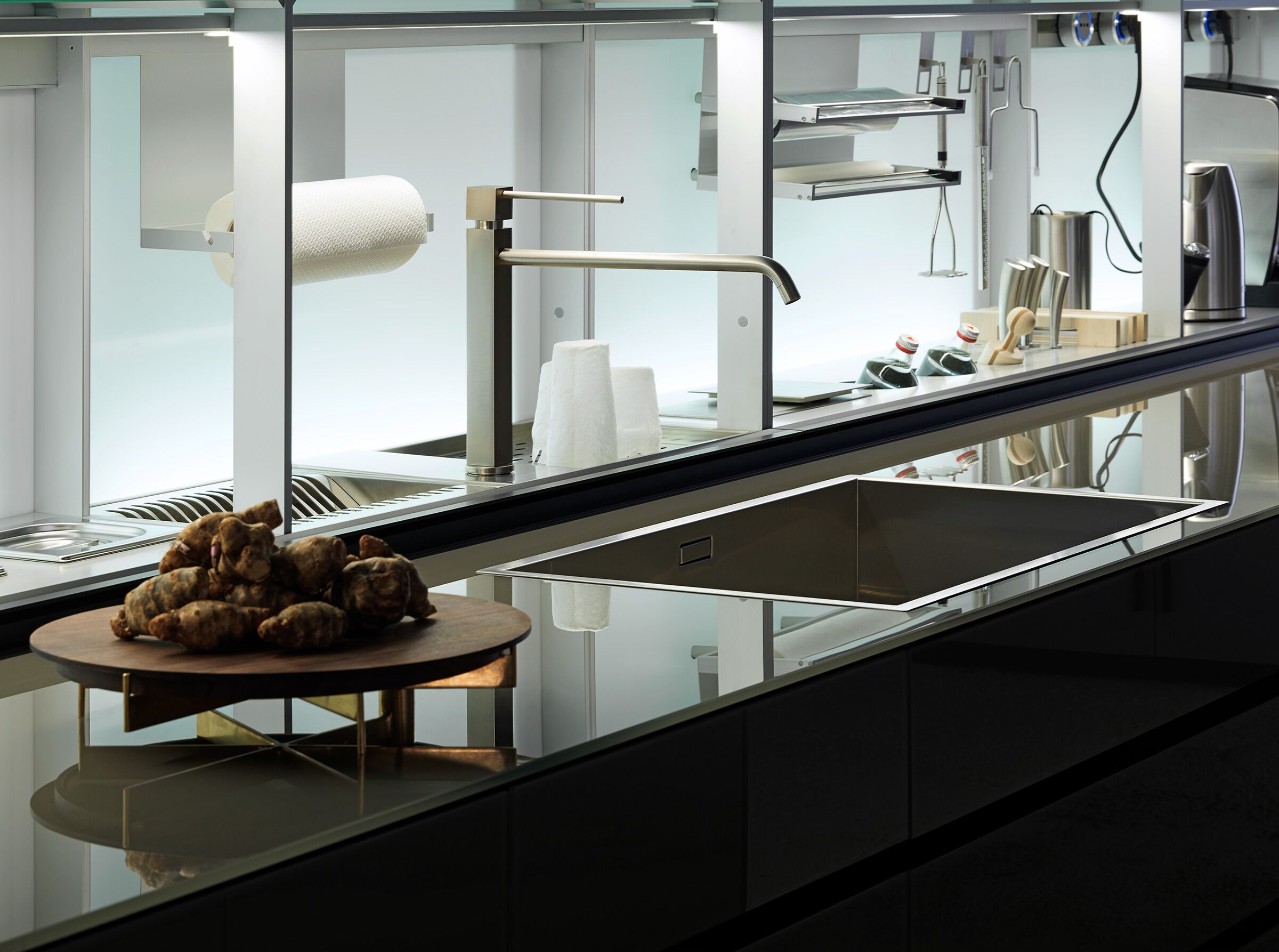 ARTEMATICA VITRUM GLOSSY EARTH-BROWN Glass fitted kitchen By Valcucine ...