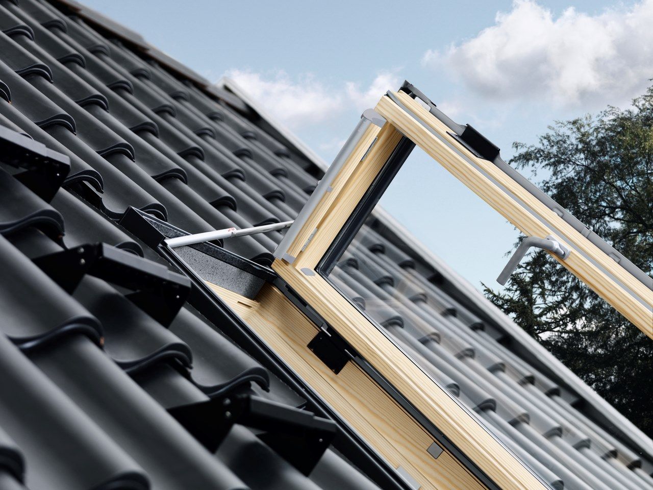 Manually operated wooden roof window GXL By Velux