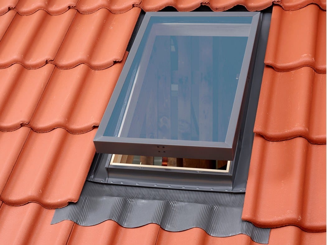 Manually operated roof window VLT By Velux